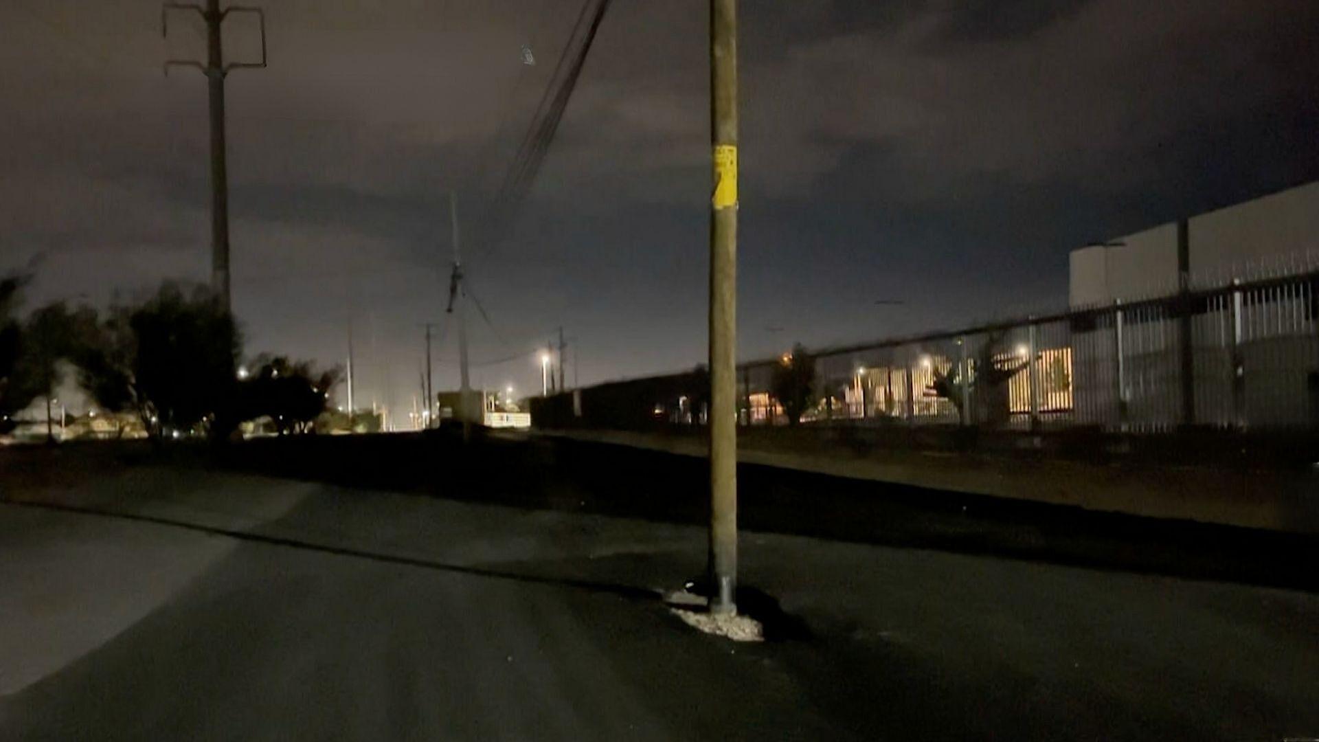 Instalan Postes de la CFE en Medio de la Calle en Ciudad Juárez | N+