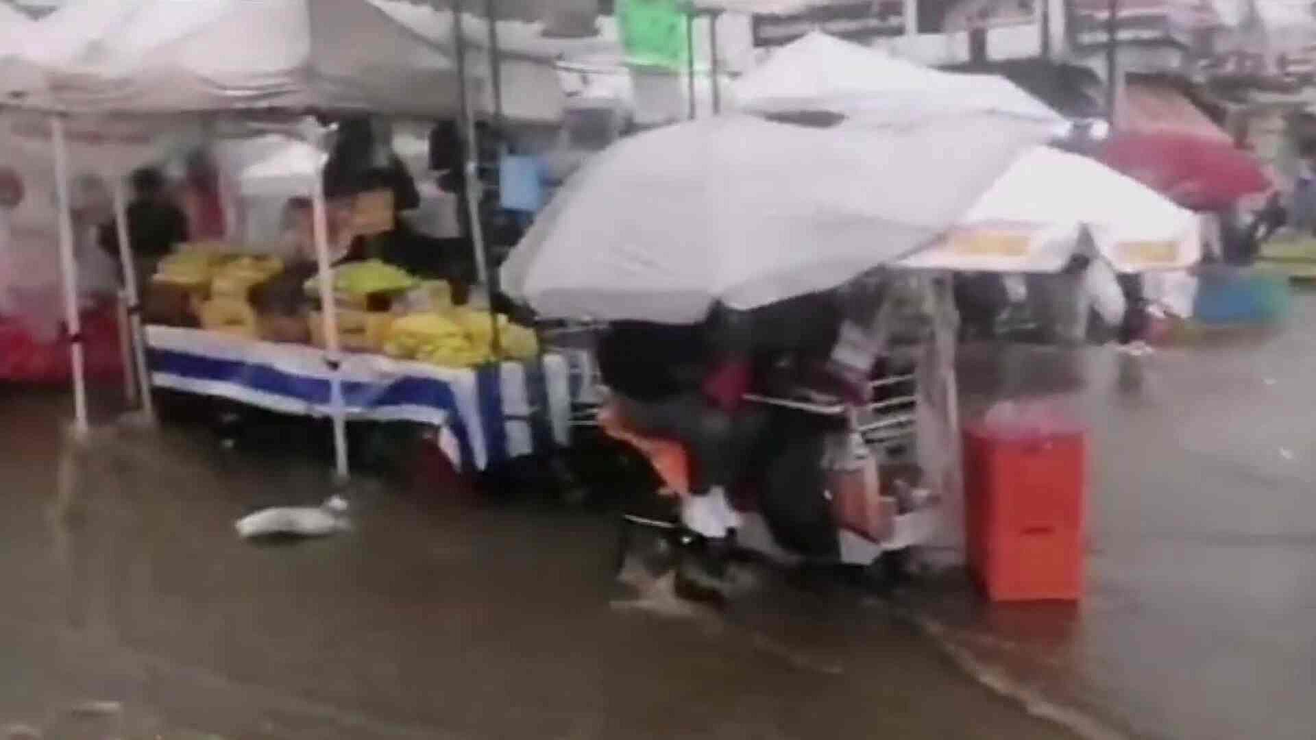 Video: Pasillos de Tianguis se Convierten en Ríos por Fuertes Lluvias ...