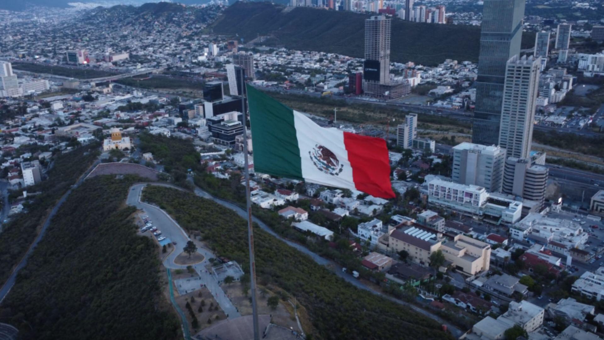 Así Se Elaboran las Banderas Monumentales de México | N+