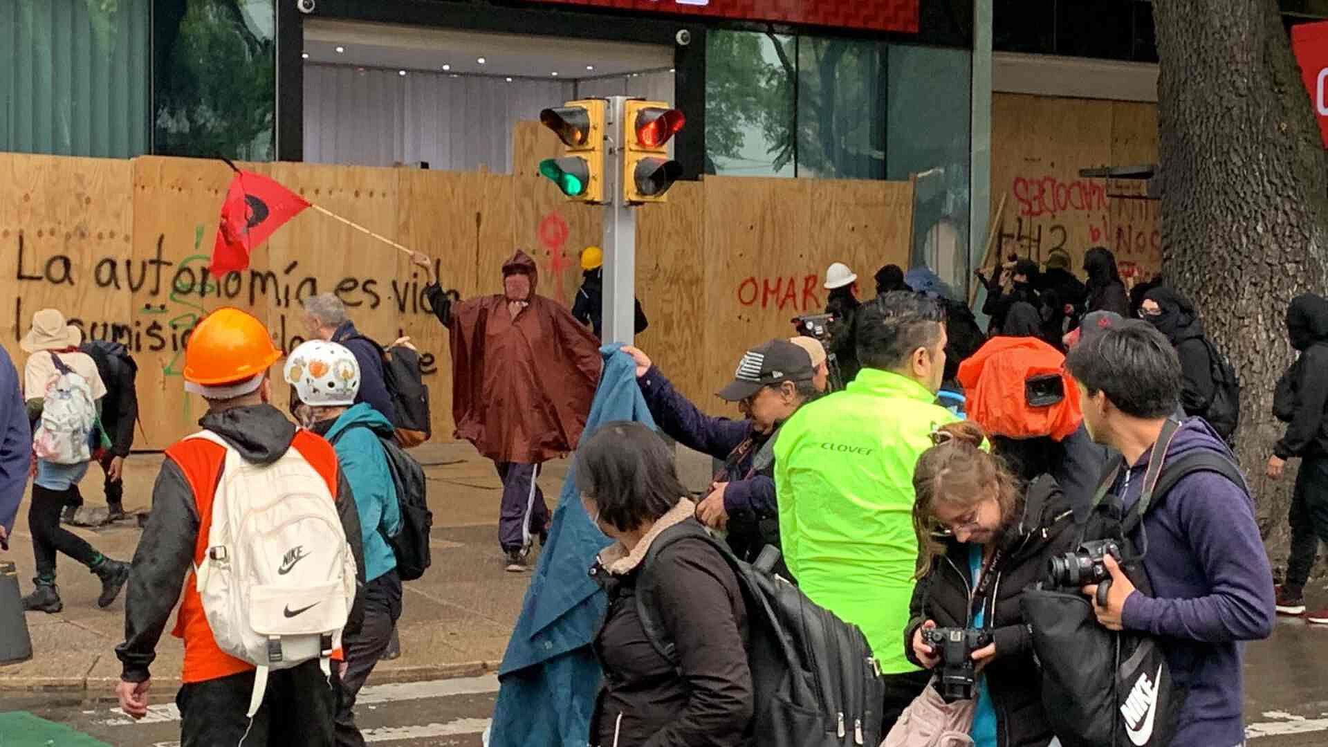 Marcha Ayotzinapa: Encapuchados Realizan Destrozos en Torre del ...