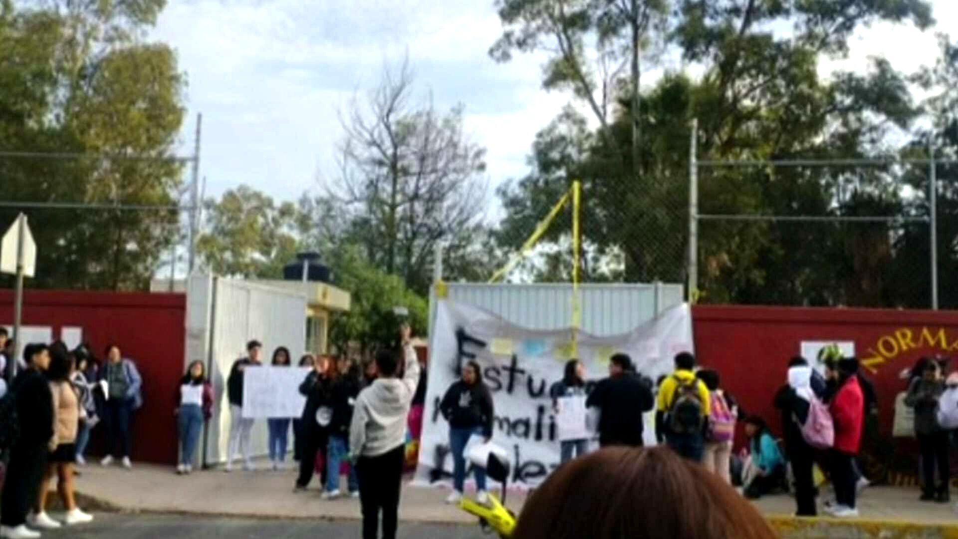 Estudiantes de la Normal 4 en Nezahualcóyotl Cumplen 5 Días de Paro | N+