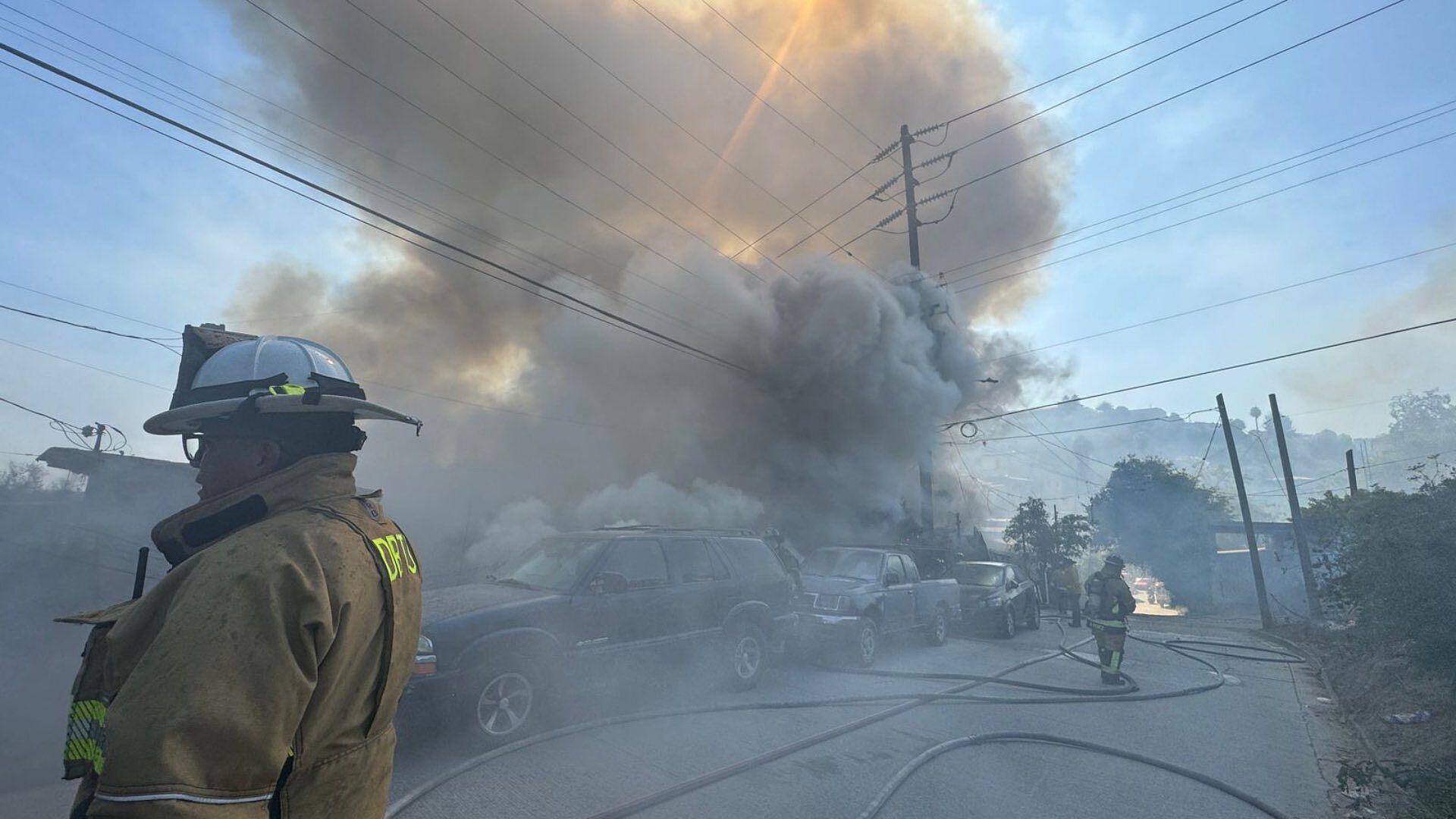 Rescatan a Hombre de un Segundo Piso Durante Incendio de Viviendas en ...
