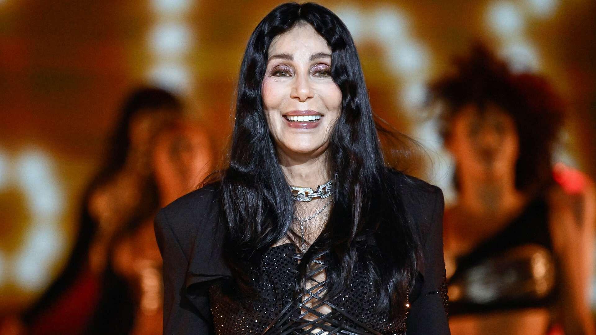 Cher Deslumbra con su Presentación entre Ángeles como Bella Hadid ...