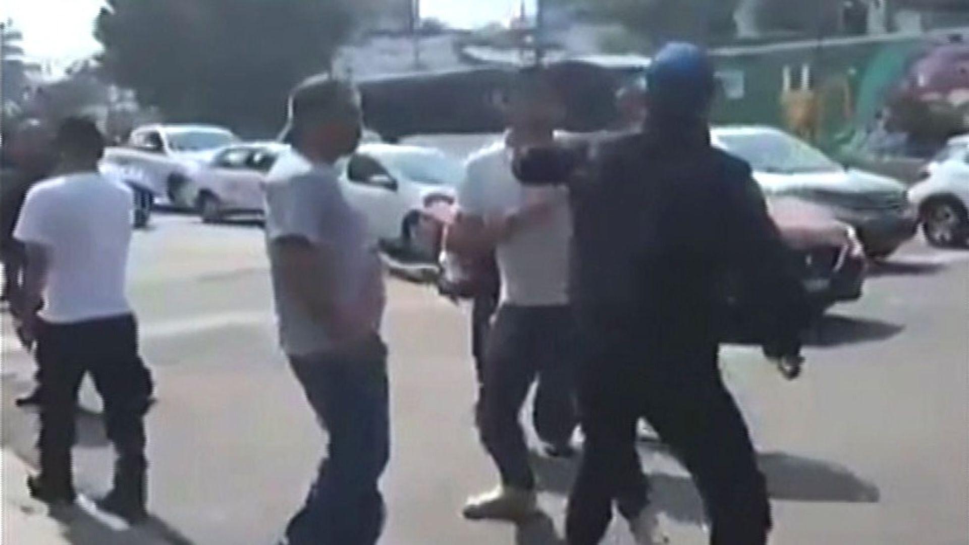 VIDEO: Investigan Pelea entre Policía y Hombre en Colonia Xoco, CDMX | N+