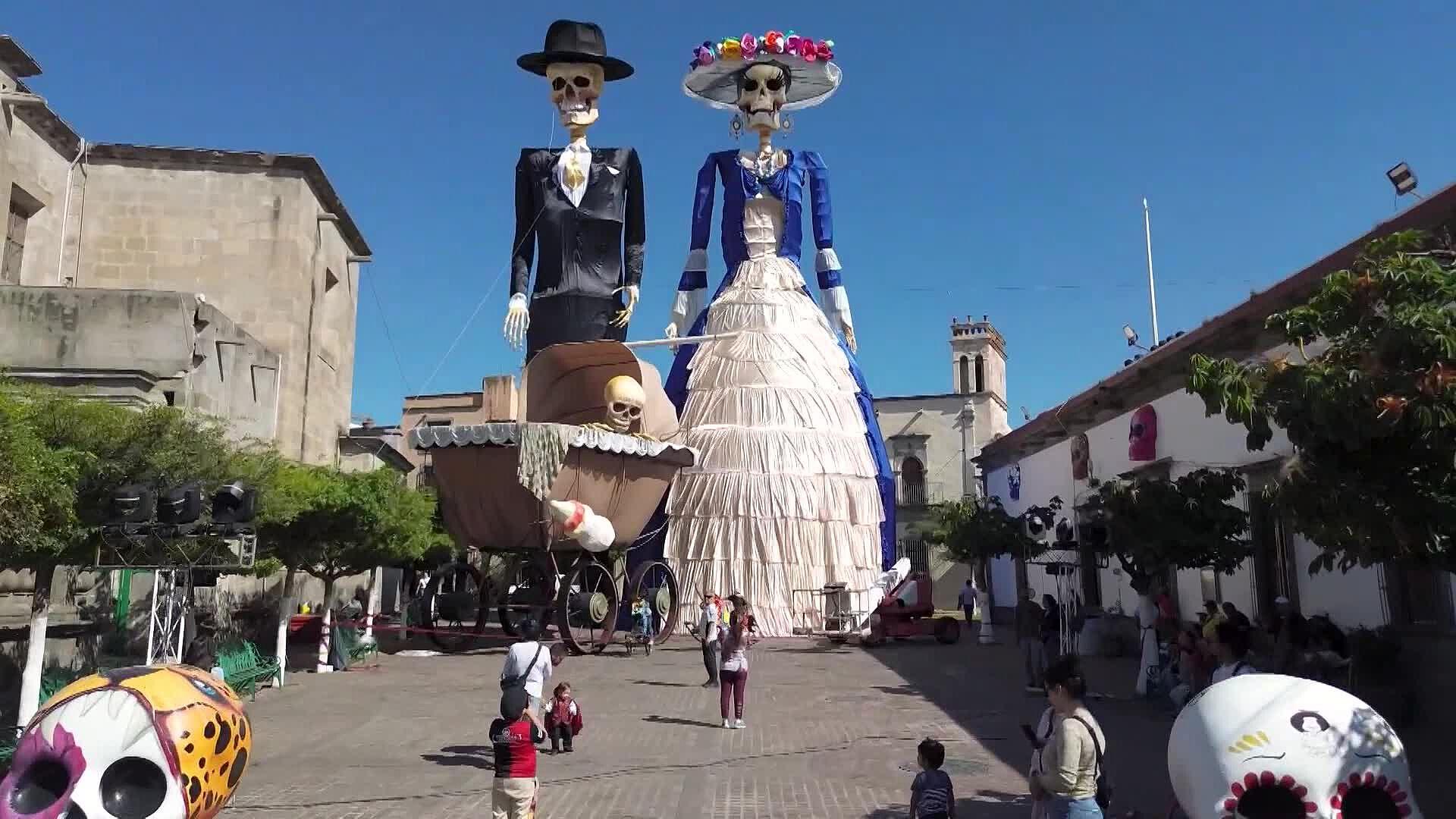 Exhiben Familia de Catrines Gigantes en Zapotlanejo; Miden 22 Metros | N+