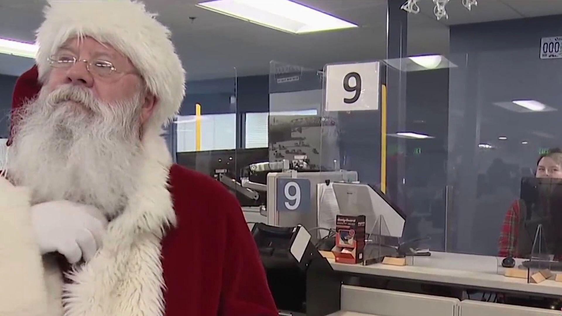 VIDEO: Santa Claus se Prepara para Navidad y Renueva su Licencia de ...