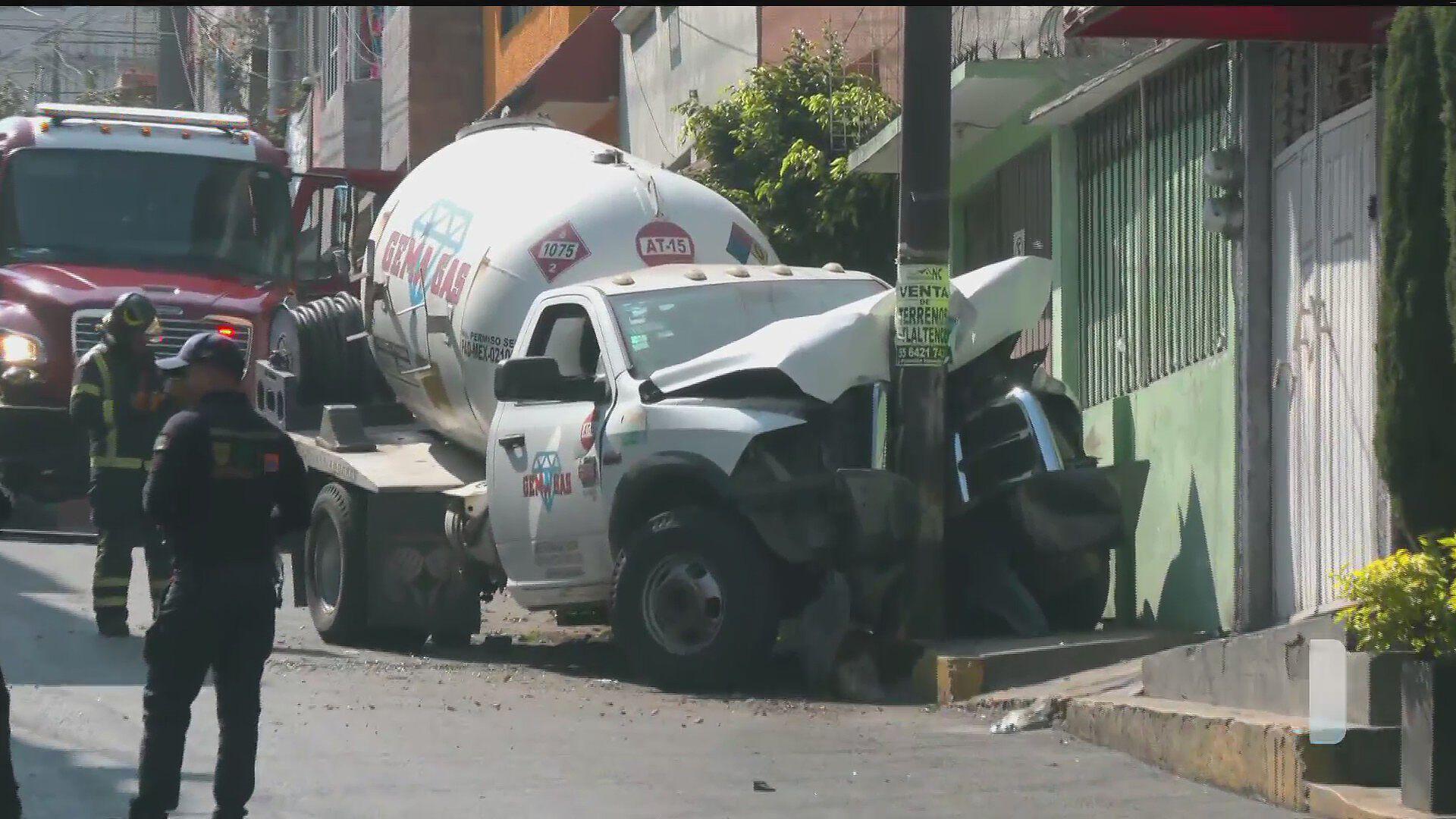 Pipa de Gas de Impacta Contra Poste en la Alcaldía Iztapalapa, CDMX | N+