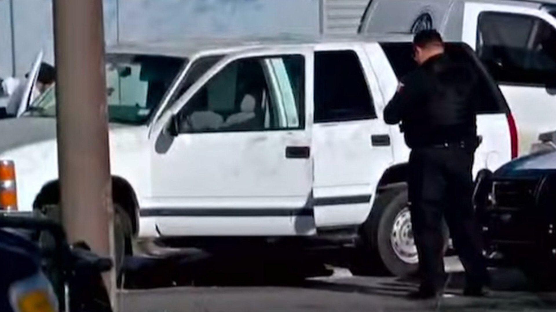 Hallan Tres Cuerpos Dentro de Camioneta en Libramiento Sur en Tijuana | N+