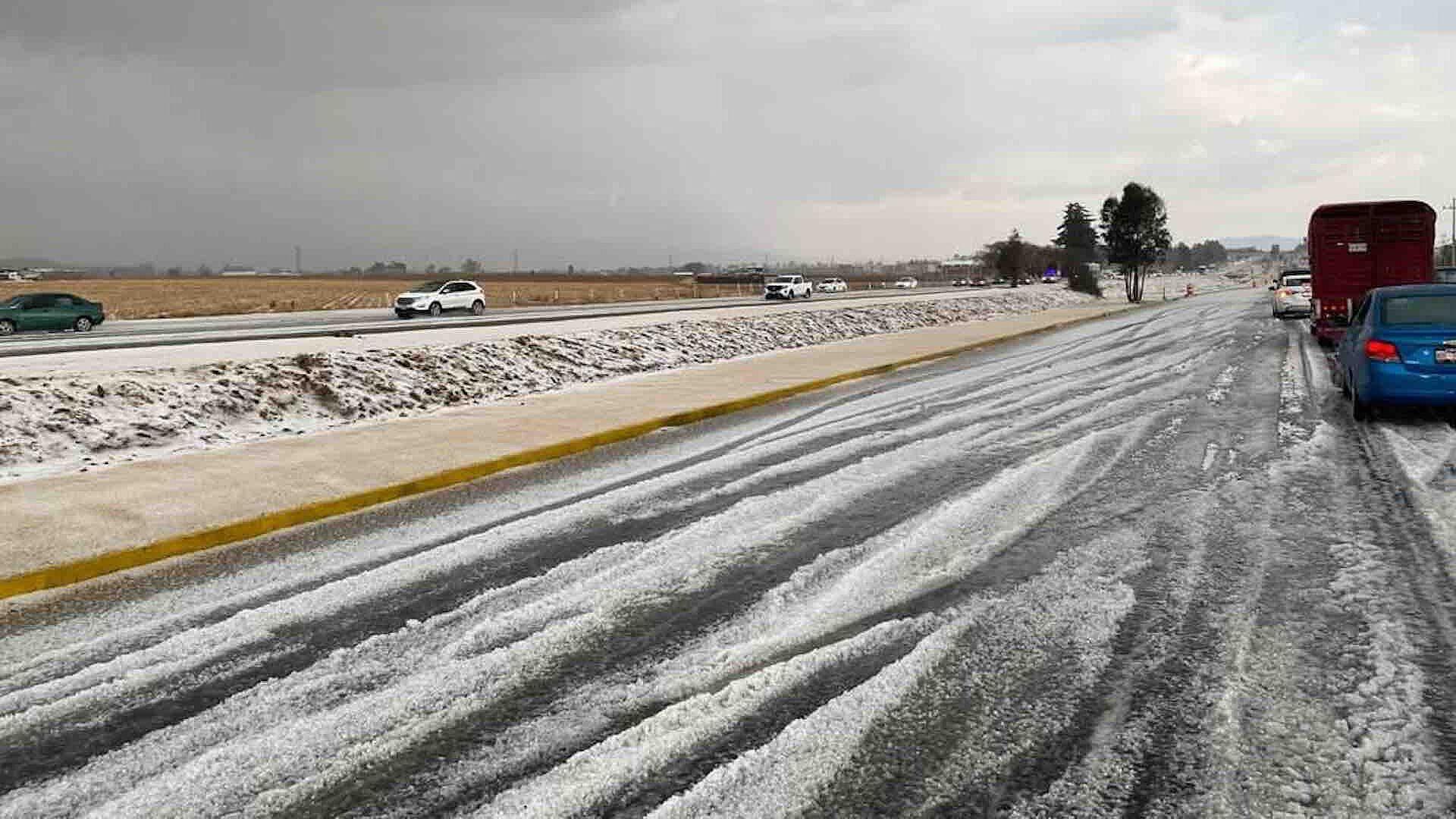 Granizada Cubre la Autopista Toluca-Atlacomulco en Jocotitlán, Estado ...