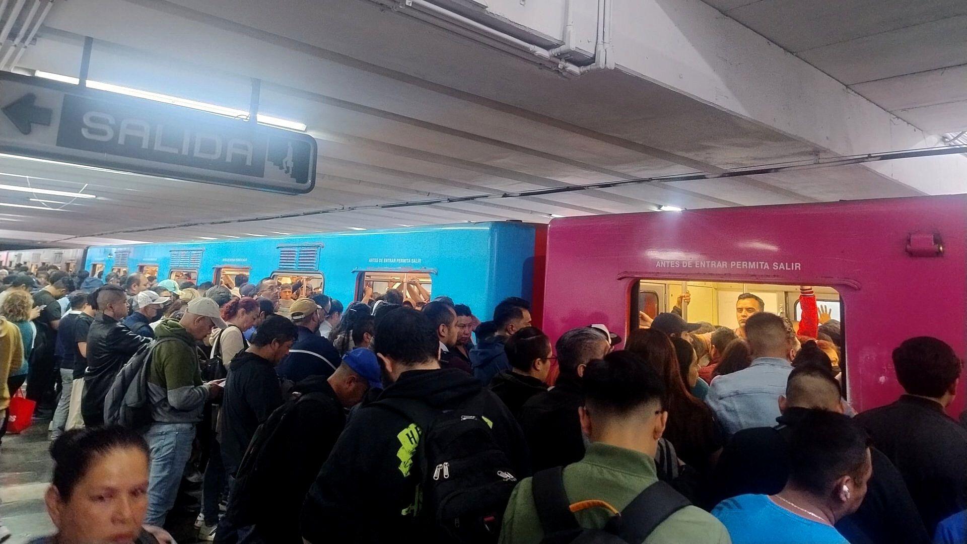 Metro CDMX: Reportan Severos Retrasos en la Línea 9; Hay Estaciones Saturadas | N+ FORO En Vivo | N+
