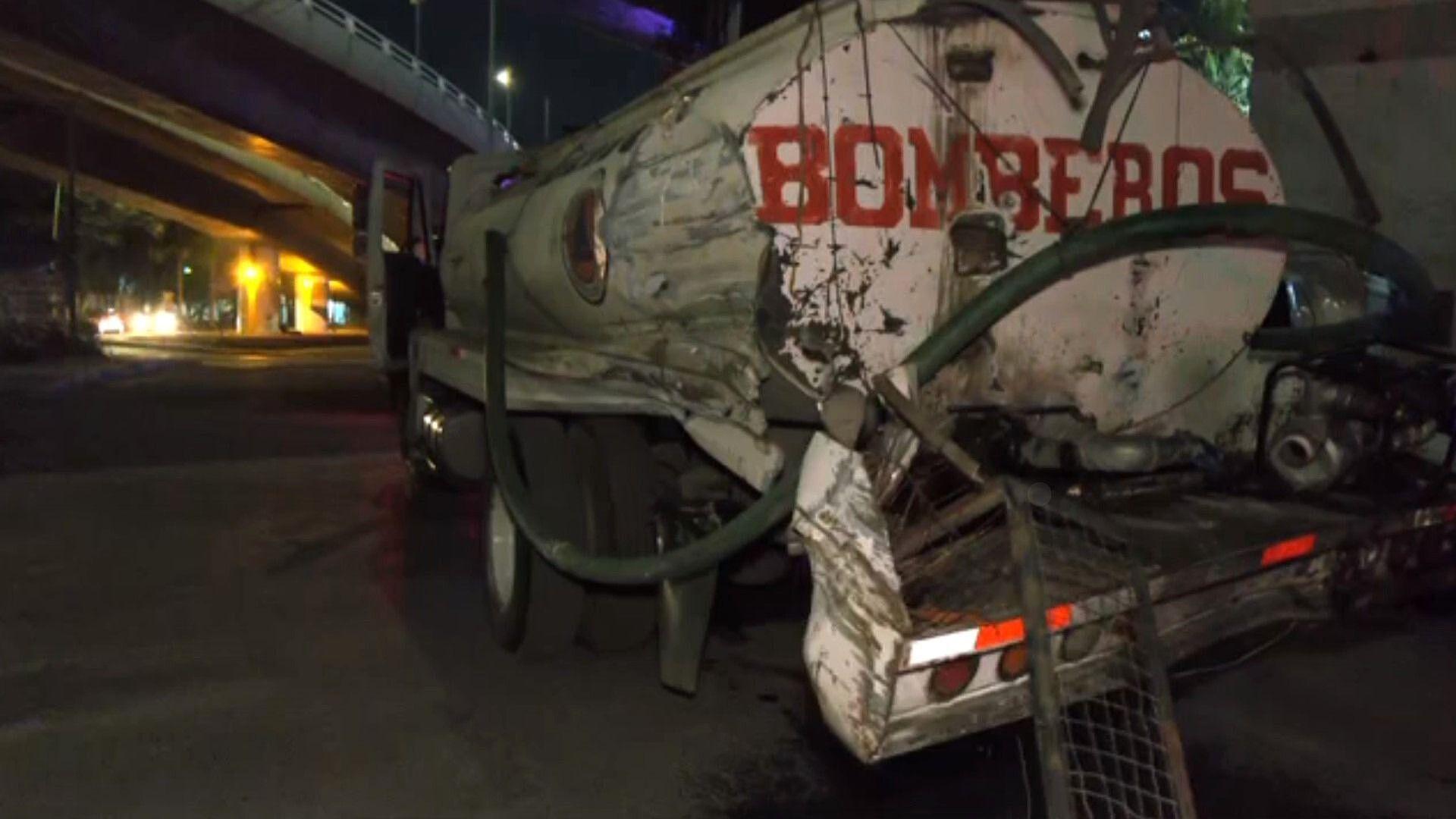 ¿Un Raspón? Así Quedó el Camión de Bomberos Tras ser Impactado por Tren ...