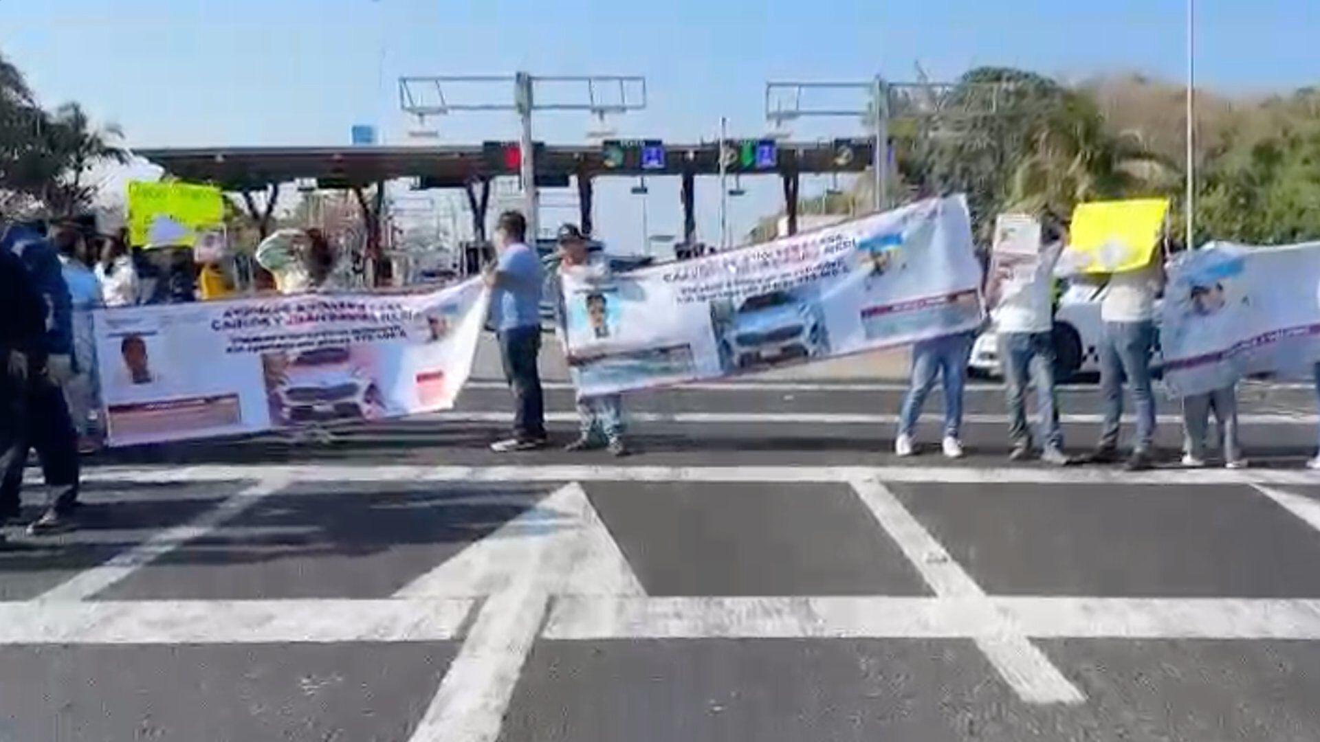 Manifestantes Bloquean la Caseta La Antigua; Exigen la Aparición de los ...