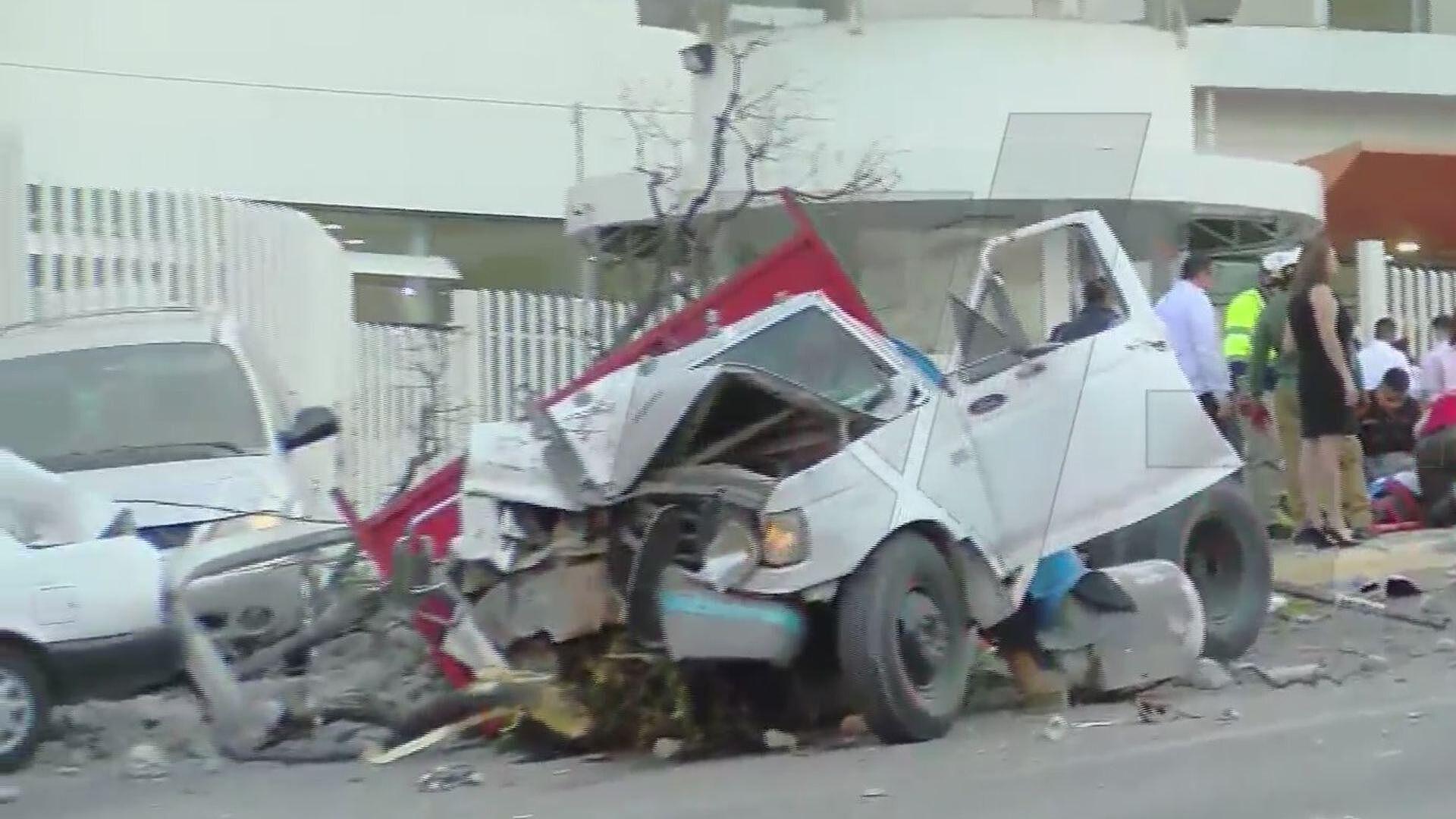 Deja 5 Personas Heridas Choque y Volcadura en Av. Paseo de las Estrellas en Monterrey | N+