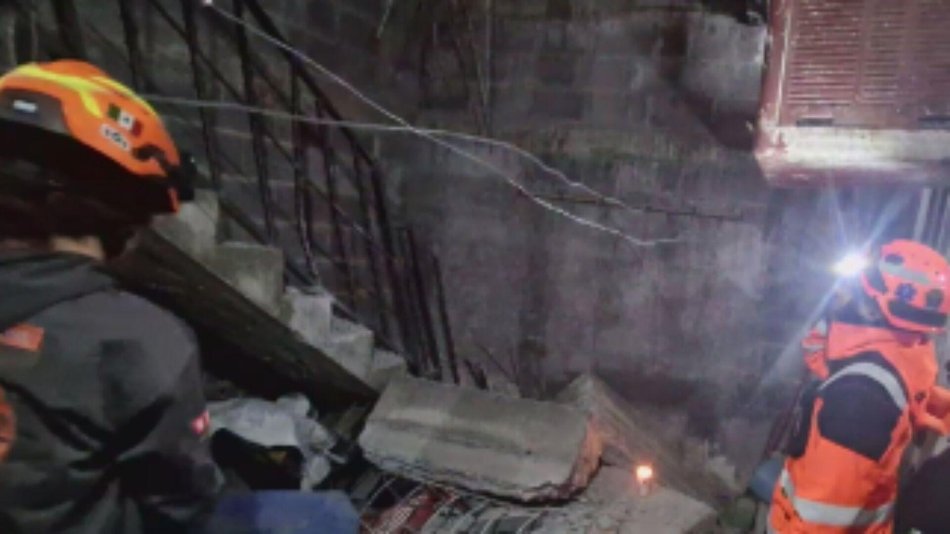 Hombre Muere tras Demoler y Caerle Encima Parte de Una Escalera de Concreto en Guadalupe, NL | N+