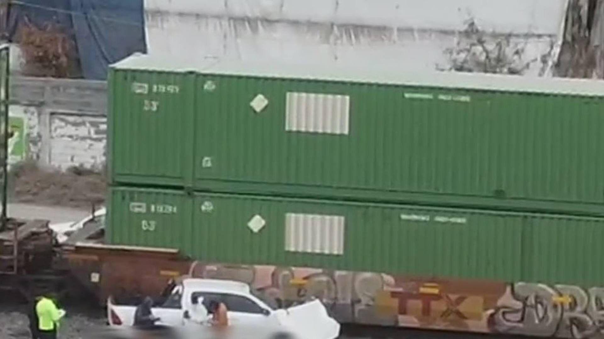 Muere Conductor al Intentar Ganarle Paso al Tren en Escobedo, NL | N+