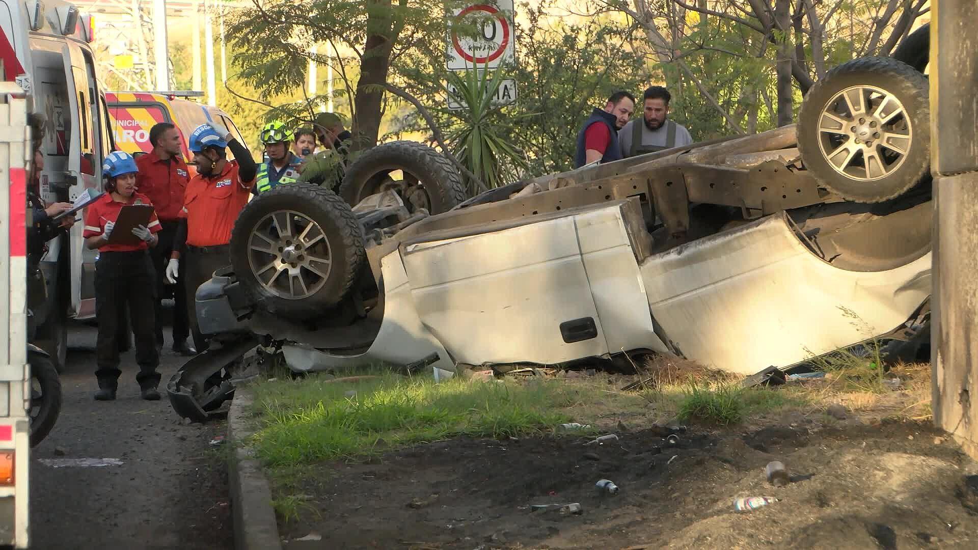 Camioneta Volcó y Cayó del Puente 5 de Febrero y Boulevard de la Nación ...