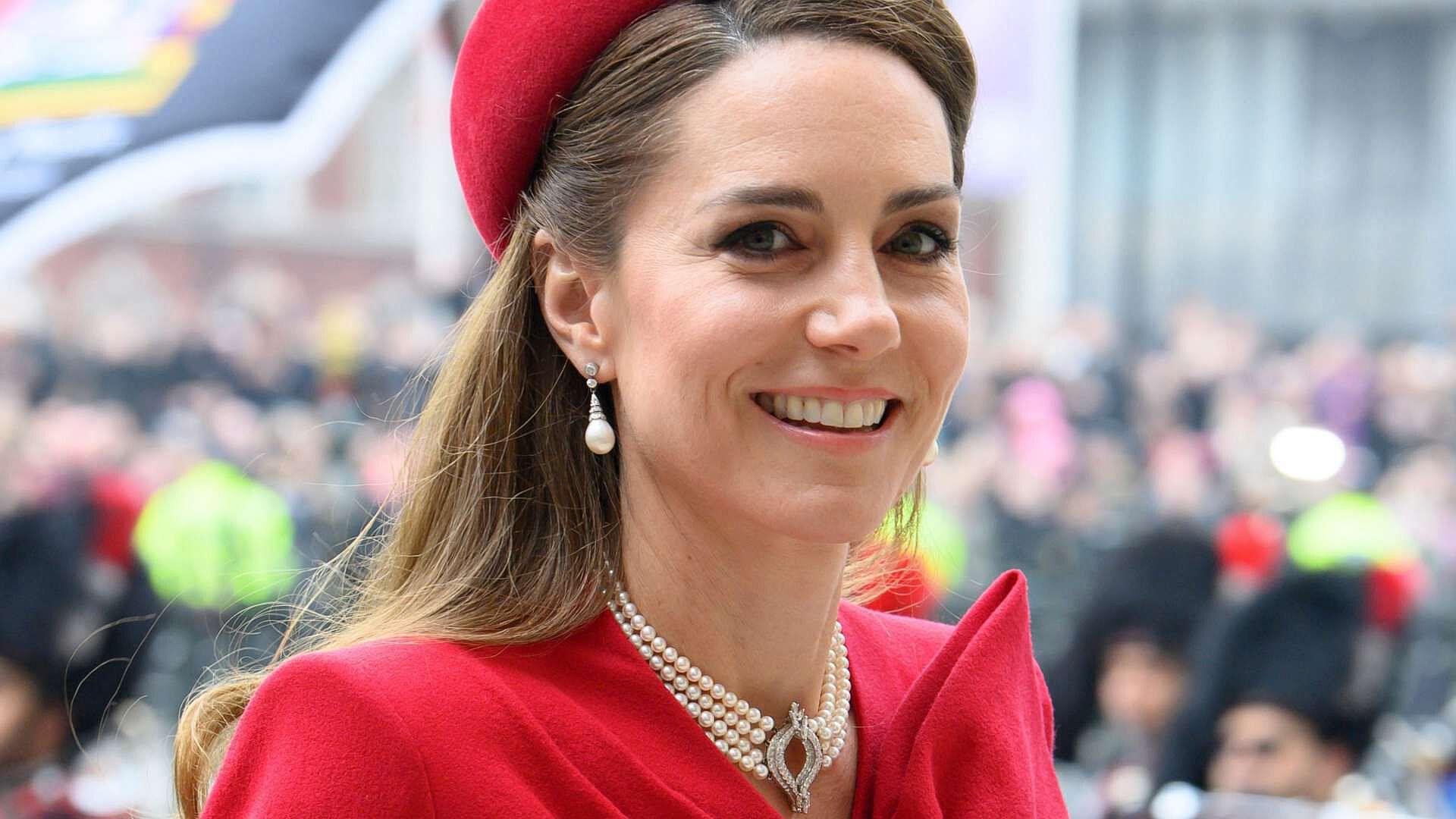 Kate Middleton Brinda con Cerveza y Luce Radiante | N+