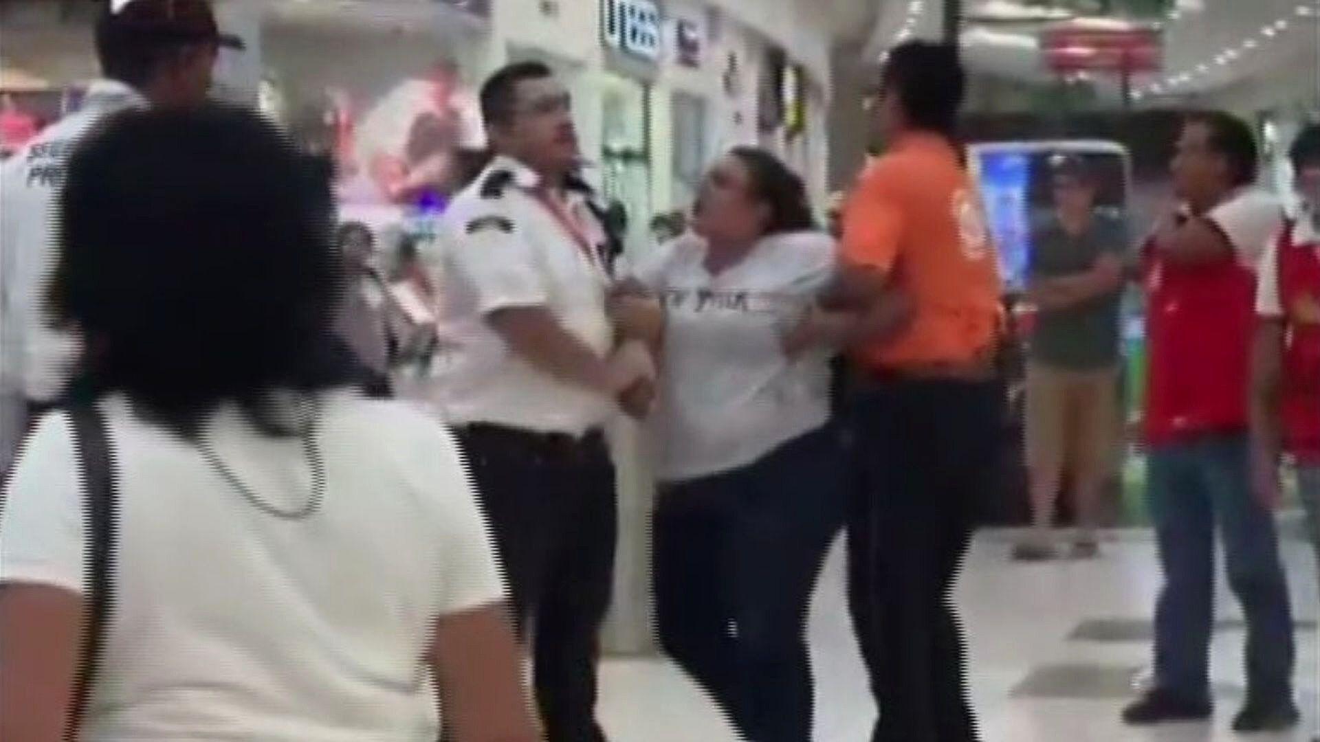 VIDEO: Así fue la Detención de Dos Mujeres por Robar Botellas de ...