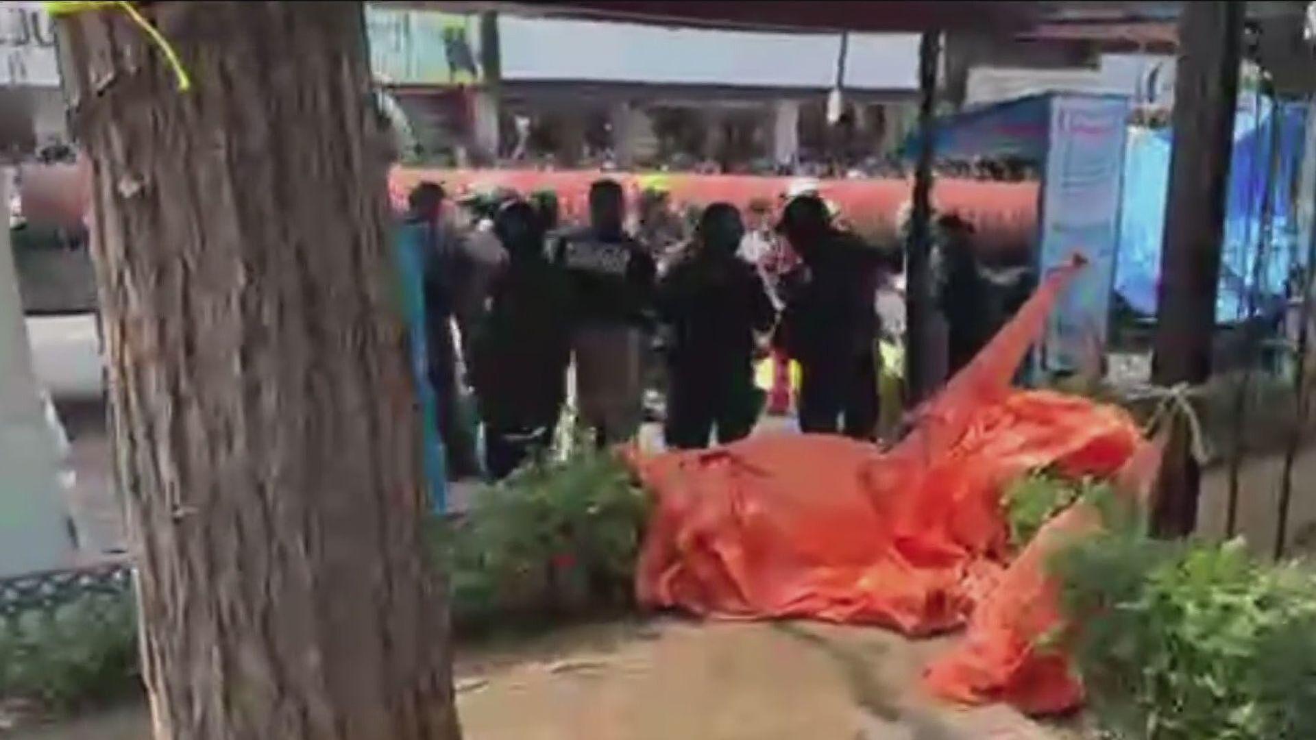 VIDEO: Colapsa Estructura sobre Plantón de CNTE en Tuxtla Gutiérrez, Chiapas; Hay Dos Muertos | N+