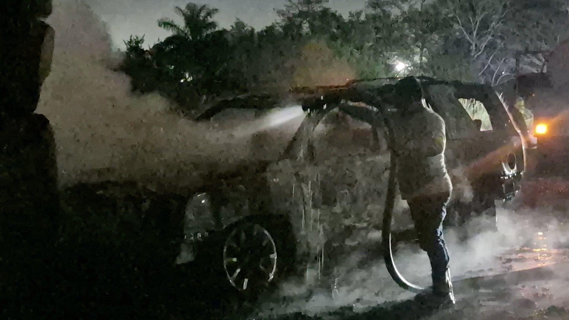 Conductor Pierde el Control de su Camioneta, se Impacta contra Puente y se Incendia en Veracruz | N+