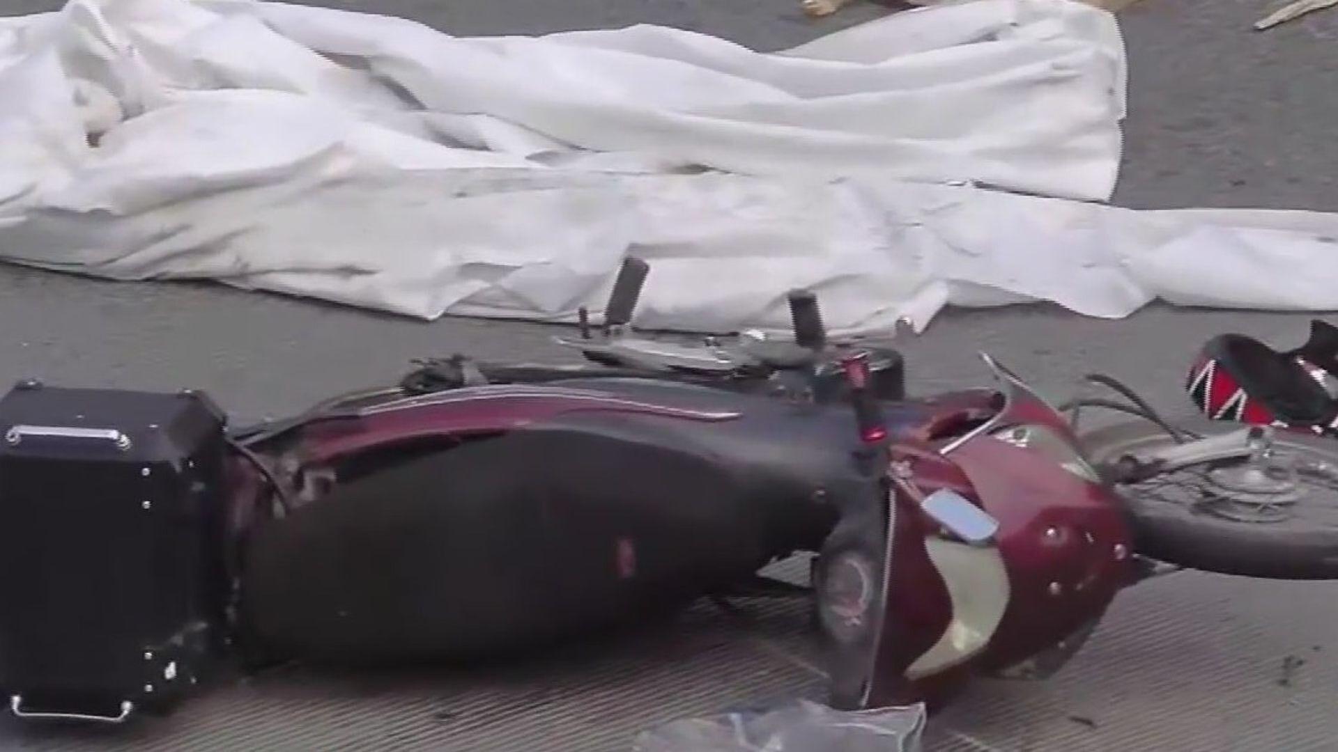 Cae Lona Sobre Motociclista y Muere en Apodaca, NL | N+