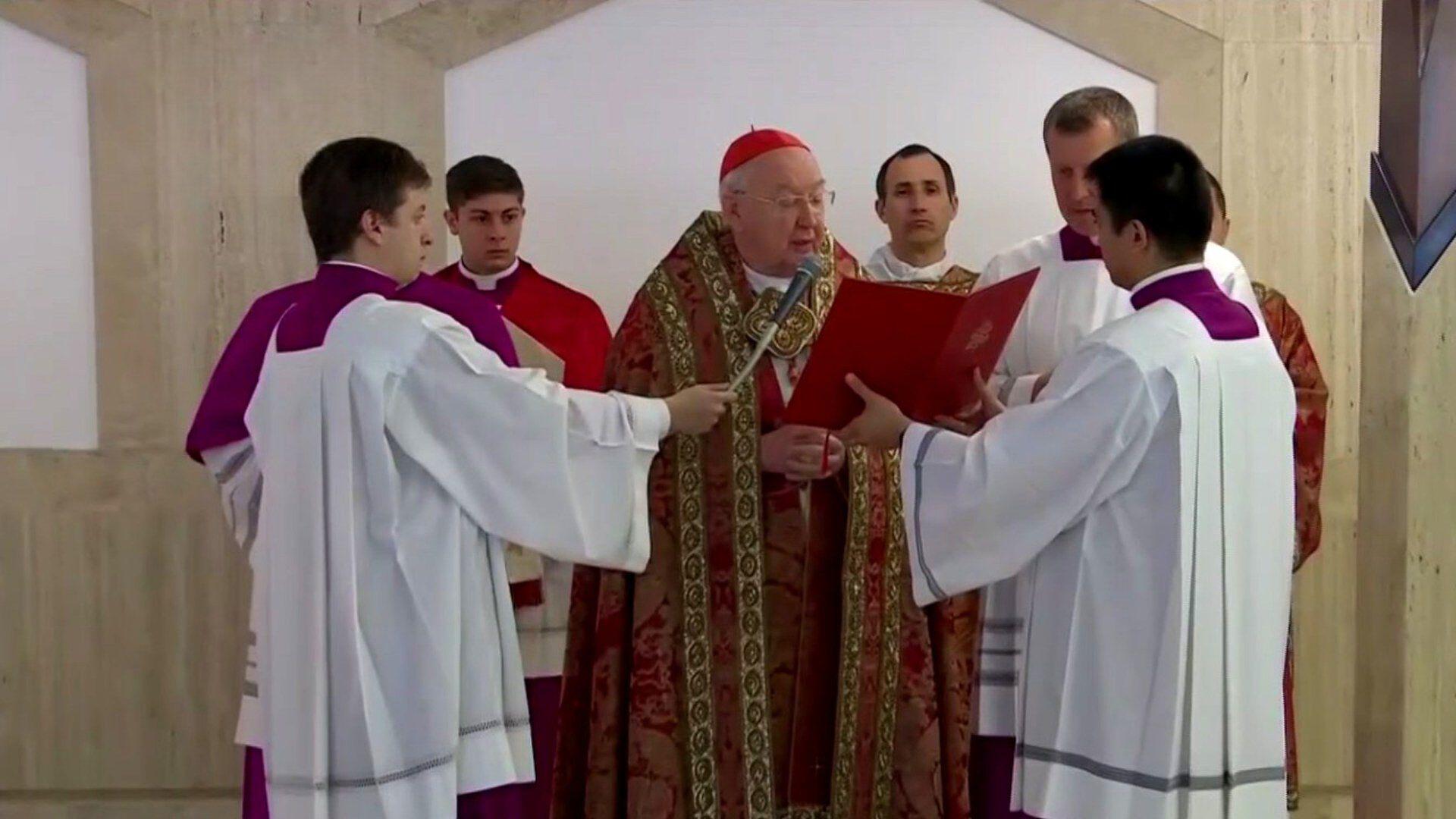 Esta Fue la Oración del Cardenal Kevin Farrell al Inicio del Traslado ...