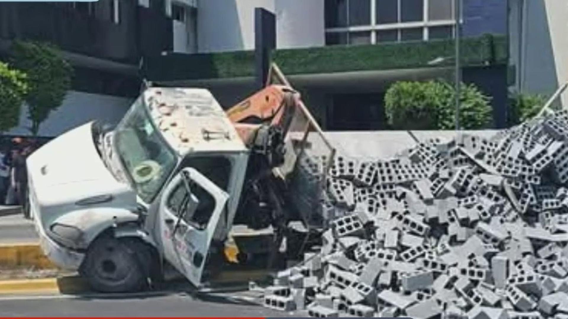 Deja Volcadura Un Herido; Tira Carga de Blocks en Avenida Gonzalitos | N+