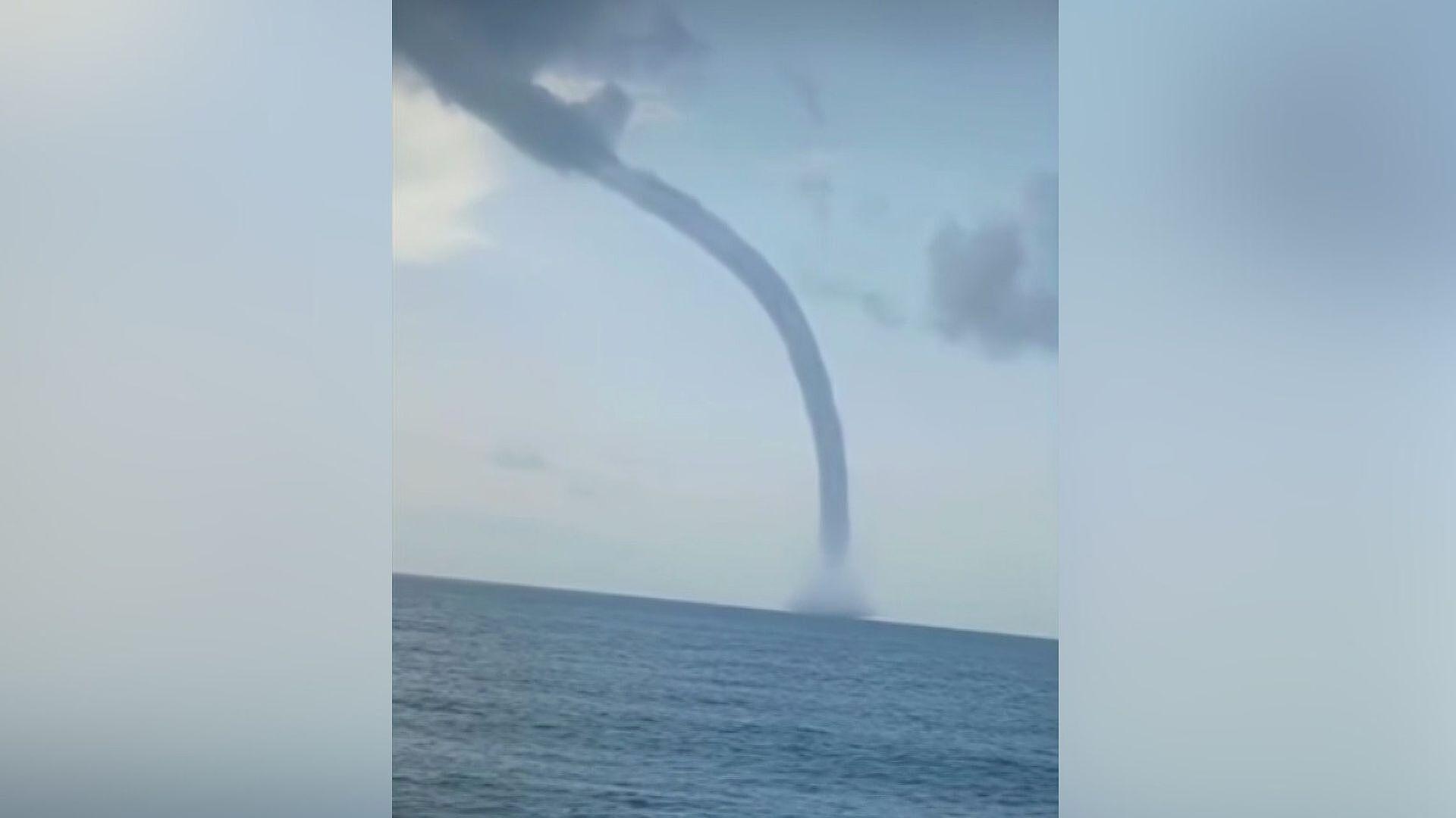 VIDEO: Impresionante Tromba Marina se Forma sobre Puerto Peñasco en Sonora | N+