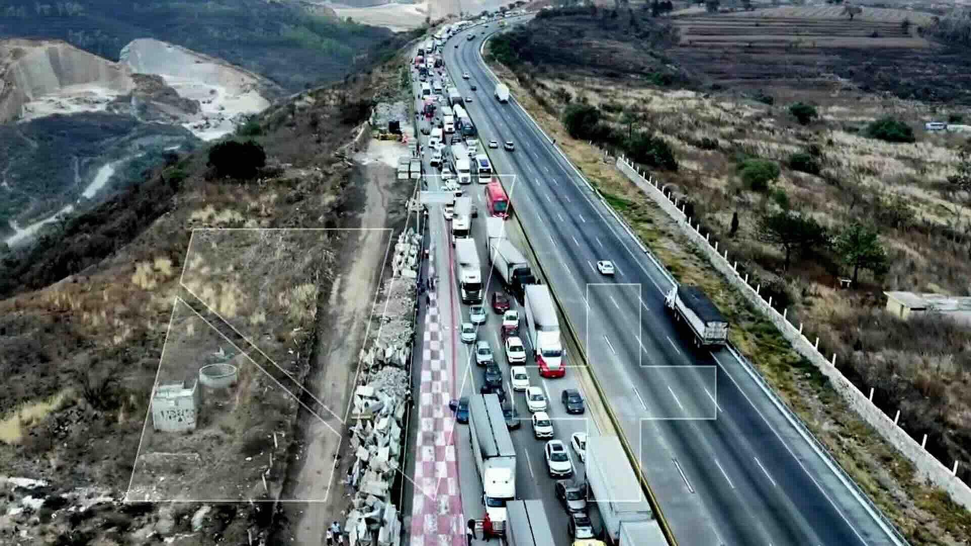 Así se Ve el Estrago Vehicular tras Volcadura e Incendio de Pipa en la ...