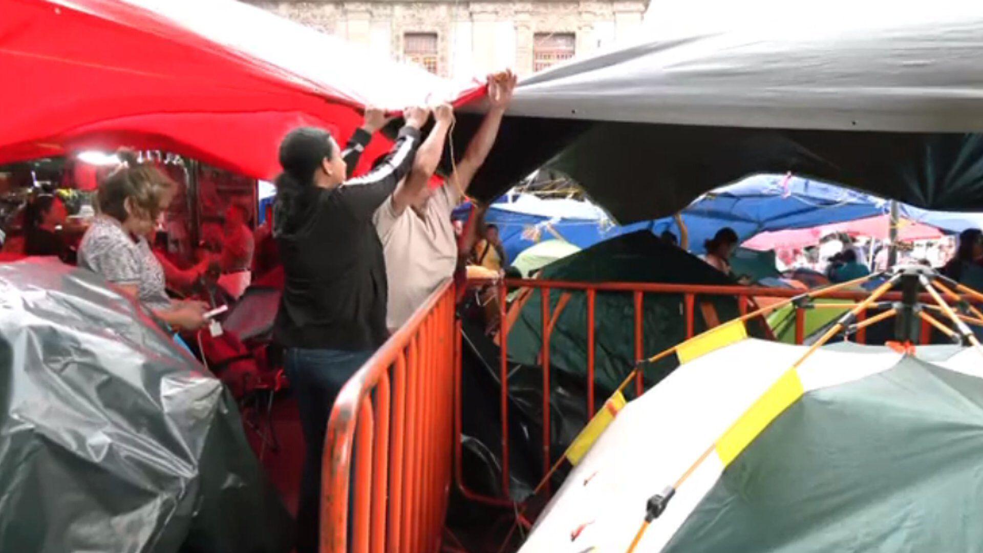Plantón de la CNTE Resiste Viento y Lluvia en Pleno Zócalo de la CDMX | N+