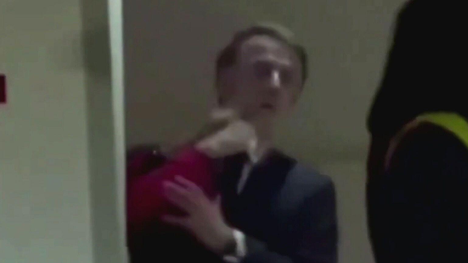 VIDEO: Momento en Que Dan Manotazo en la Cara a Emmanuel Macron | N+