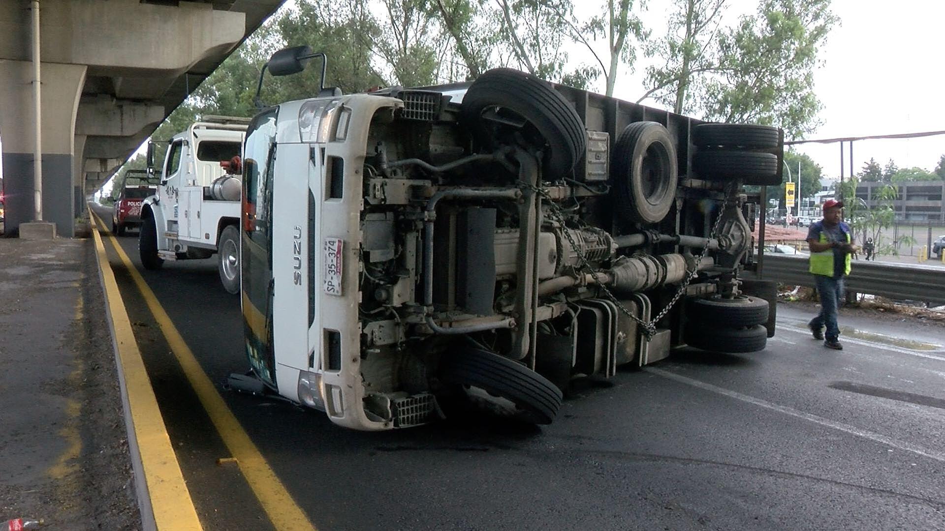 Volcadura de Camión Bloquea la Autopista México-Puebla | N+