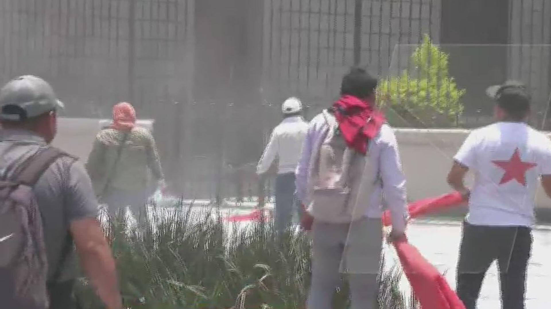 Encapuchados se Enfrentan con Elementos Federales; Intentan Irrumpir en ...