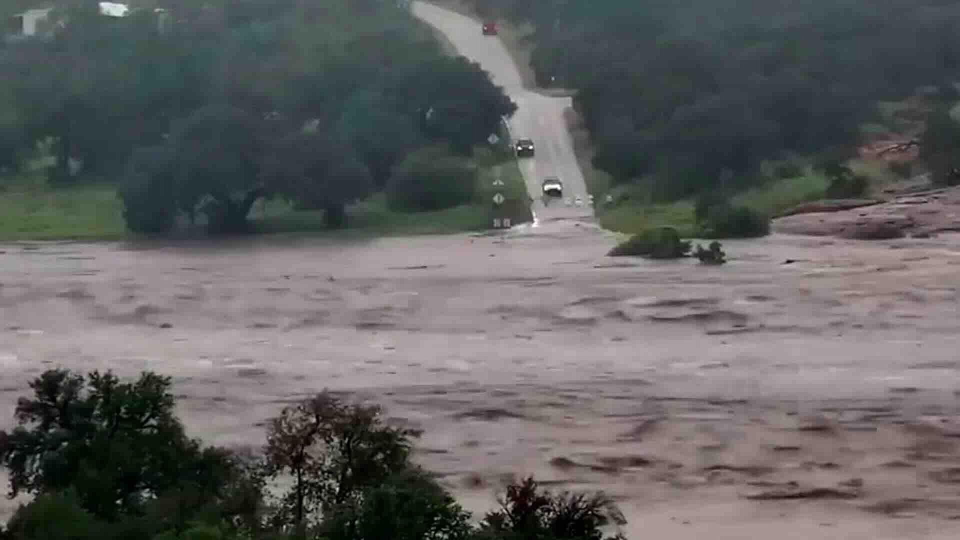 Video: Crecida del Río Guadalupe Arranca Árboles y Corta el Paso en ...