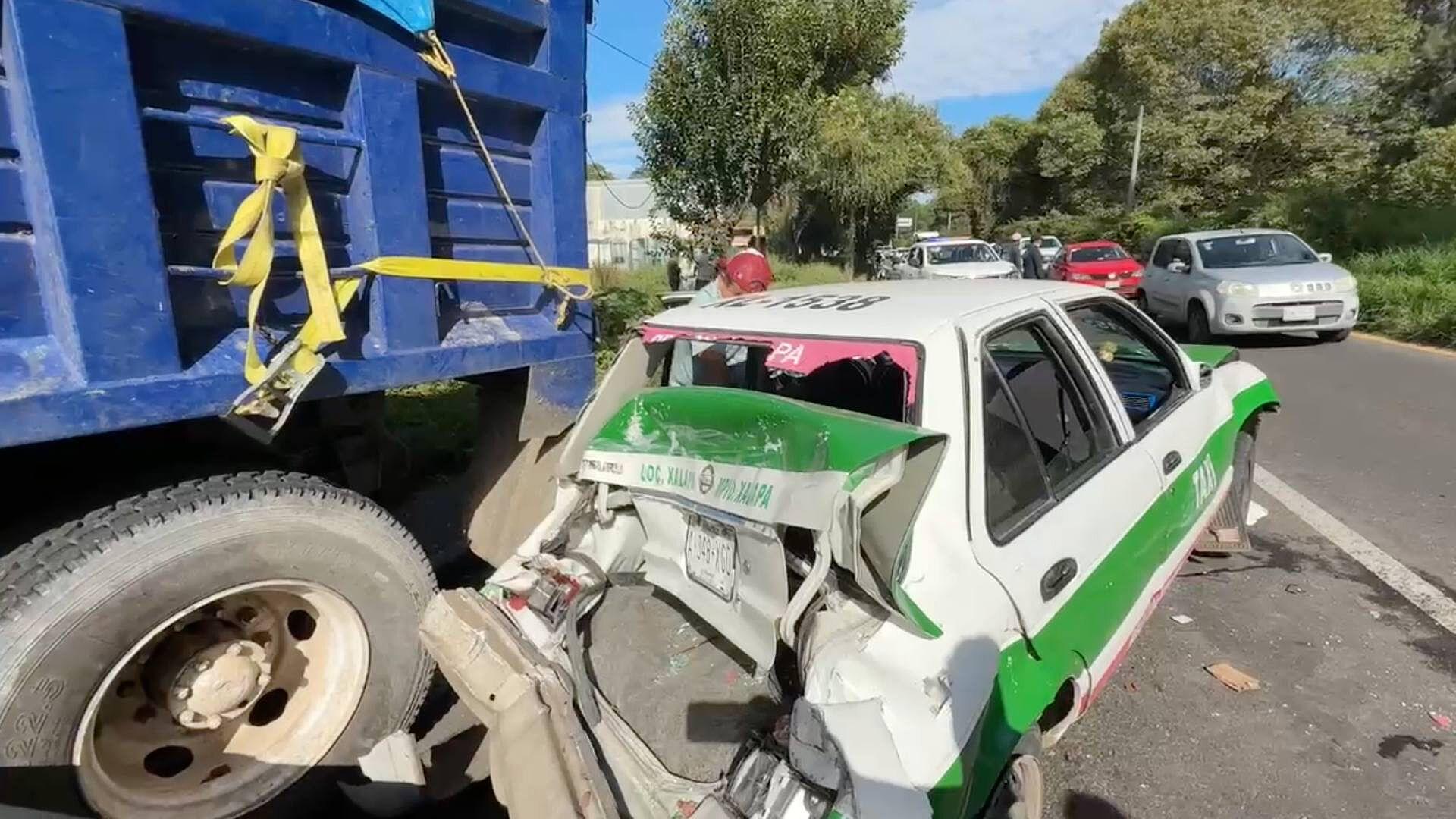 Camión Sin Frenos Embiste Autos Y Se Impacta Contra Un Poste En La