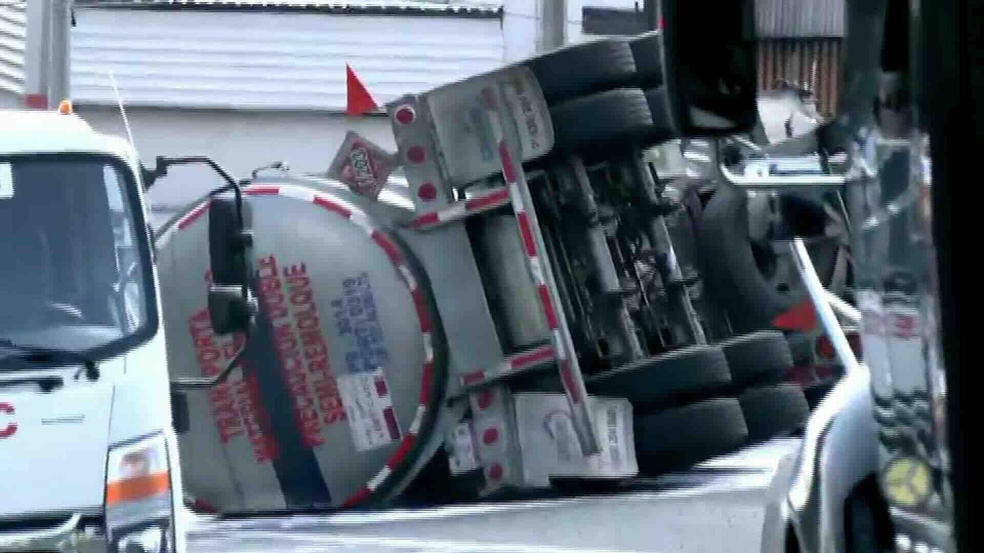 Volcadura De Pipa En México Pachuca Provoca Fuga Esperan Equipo De