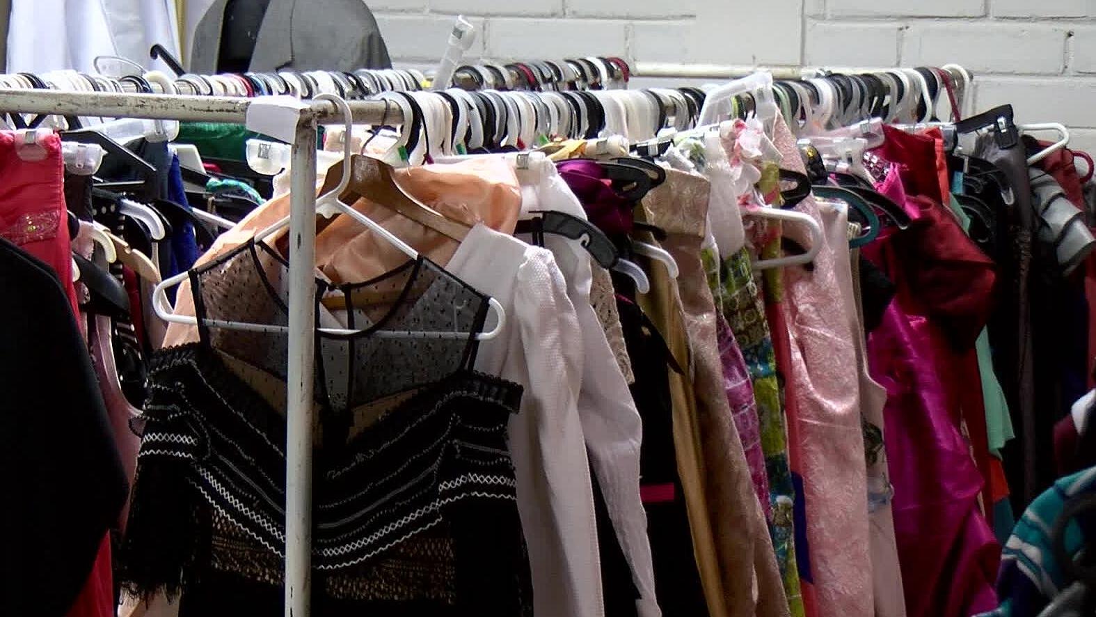 ¿Por Qué No Debes Tirar la Ropa a la Basura? Cultura Verde Explica | N+