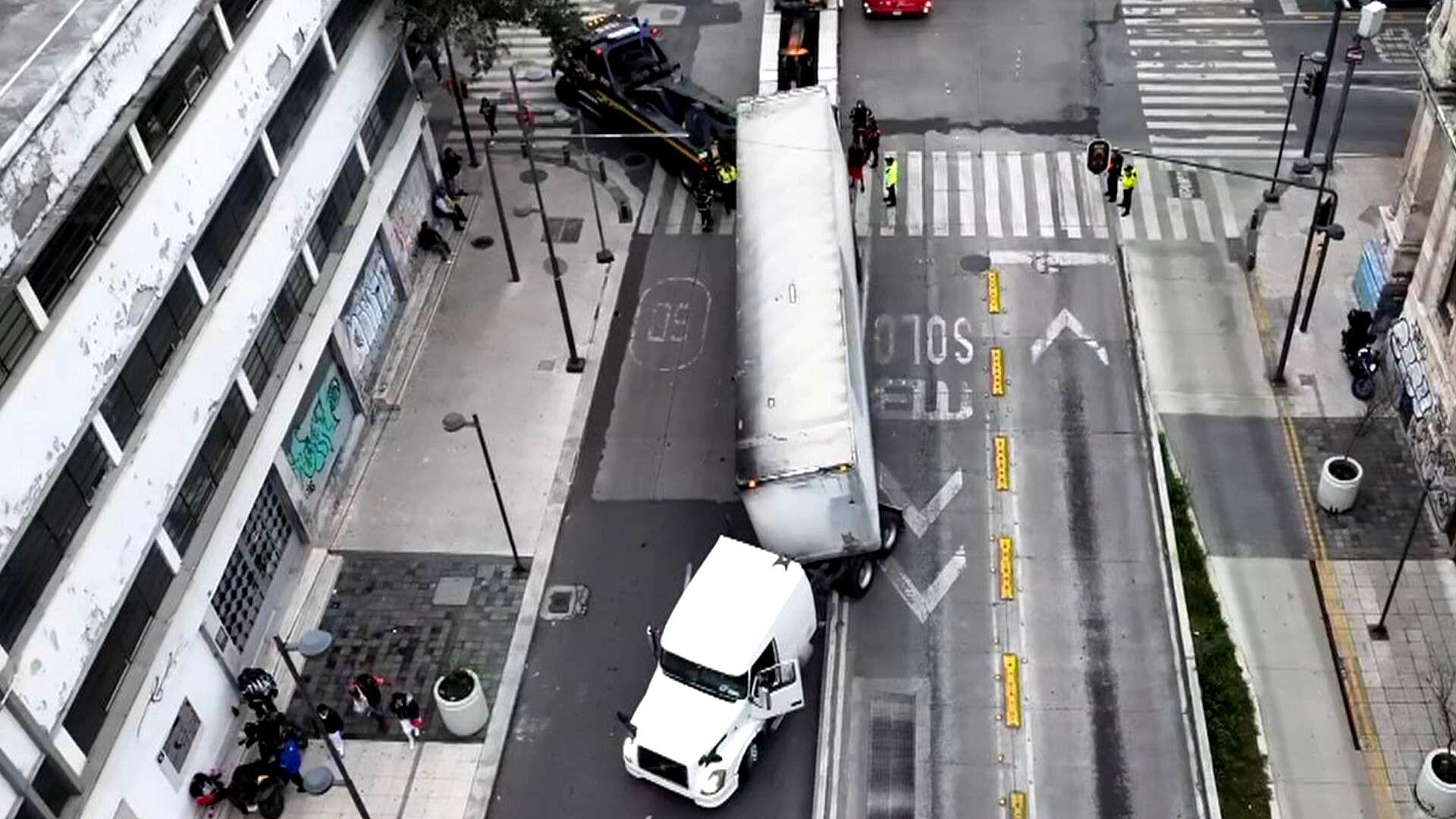 Así Se Ve Desde el Aire el Tráiler Partido y Atorado en Balderas | N+ ...