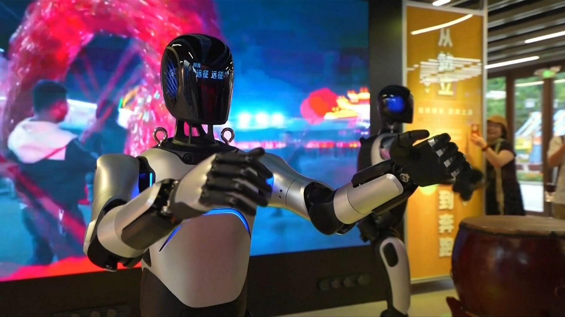 China Inaugura Centro Interactivo con Robots Humanoides en Wuxi | N+ Tecnología | N+