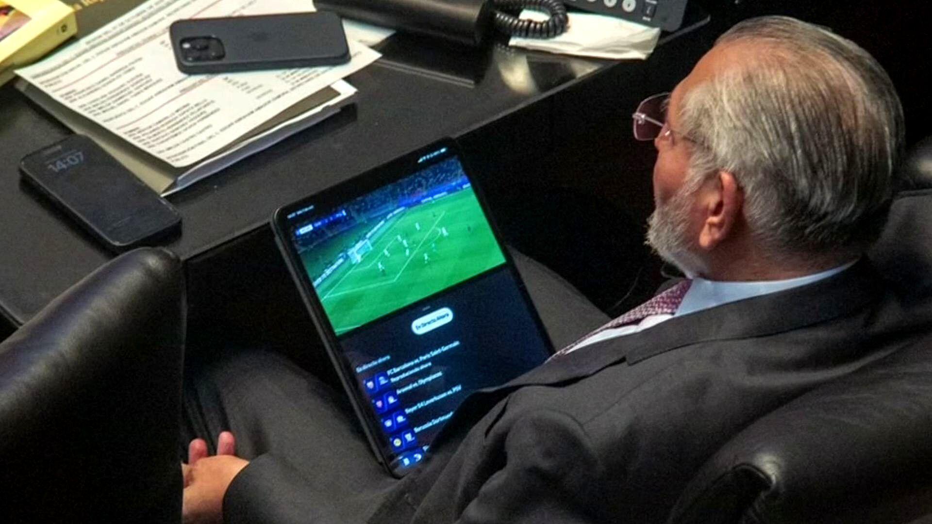 VIDEO: Captan a Adán Augusto López Viendo el Partido entre París Saint ...