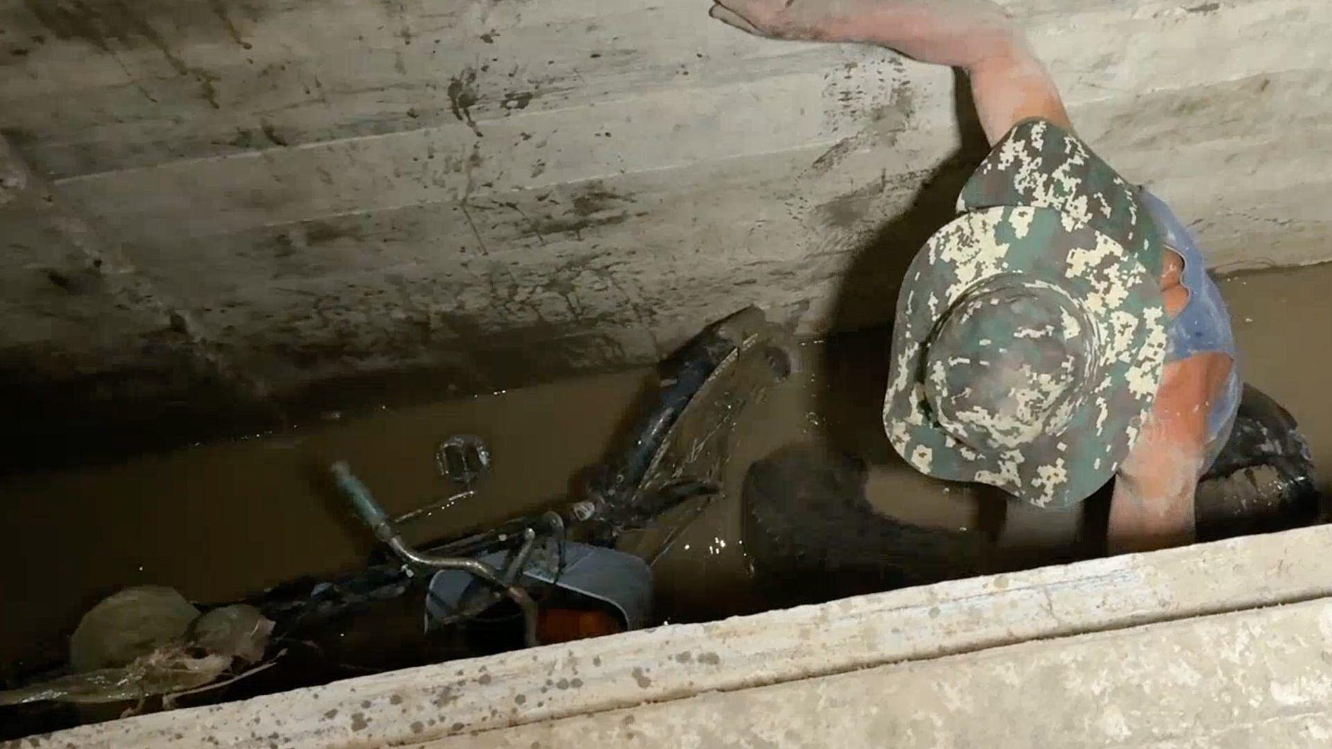Video: Adulto Mayor Cae en Zanja en Zona de Inundación en Álamo ...
