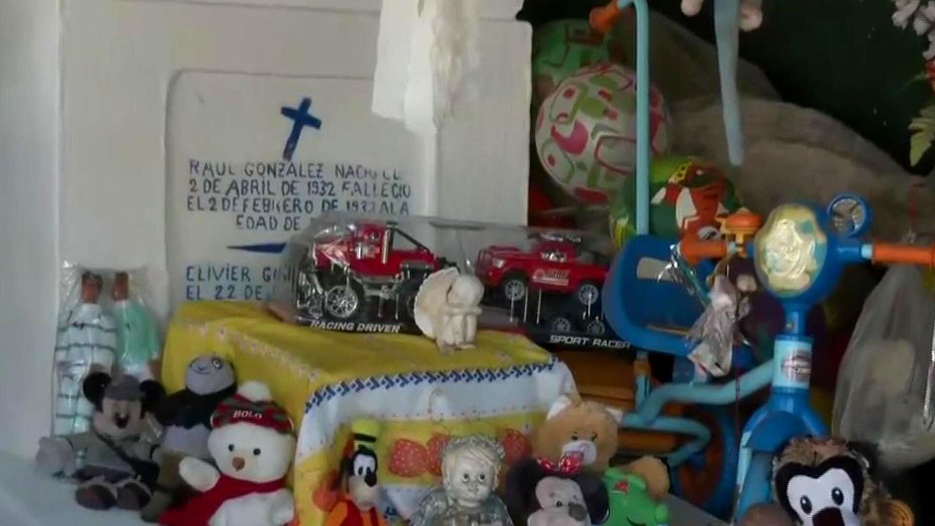 Visitan la Tumba de "Raulito", el Niño Milagroso del Panteón San ...