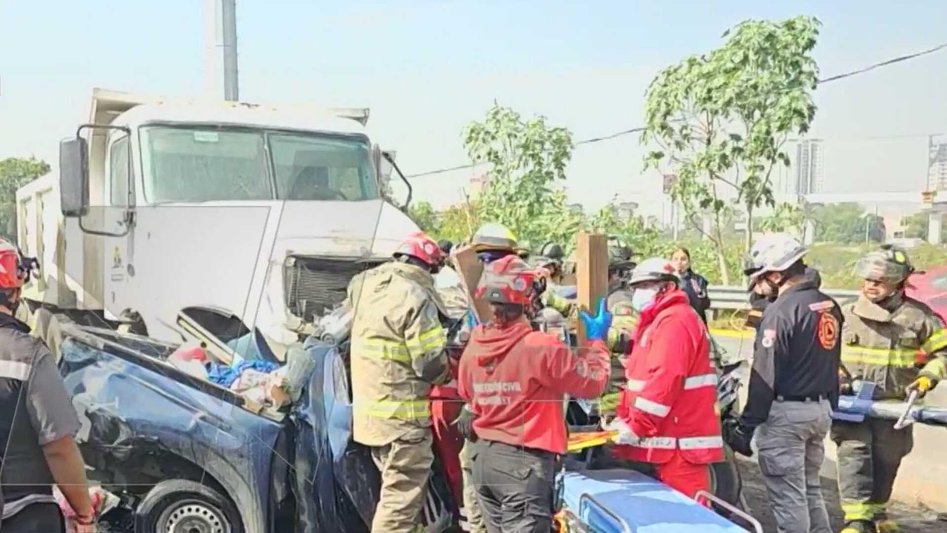 Choca Y Queda Atrapado Entre 2 Camiones De Carga En Av Morones Prieto