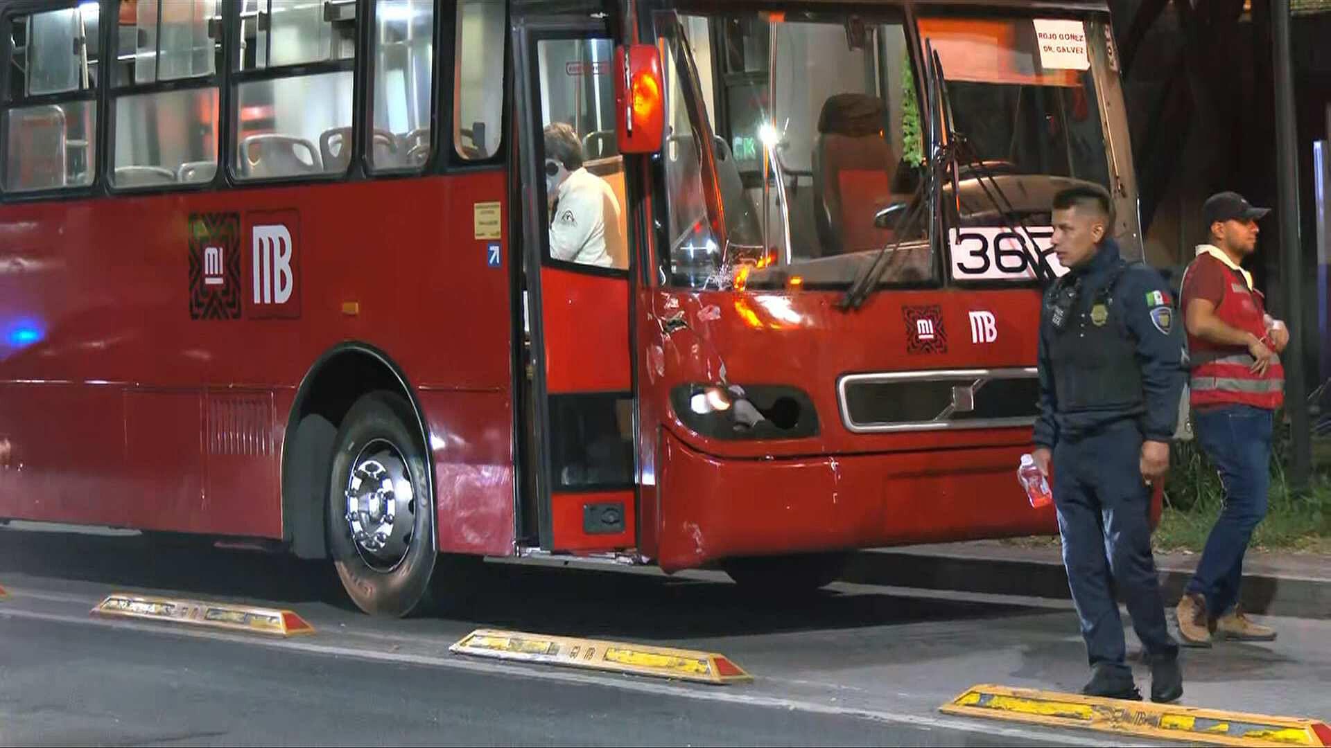 Joven Cruza Avenida Insurgentes por Donde No Hay Cebra Peatonal y es ...