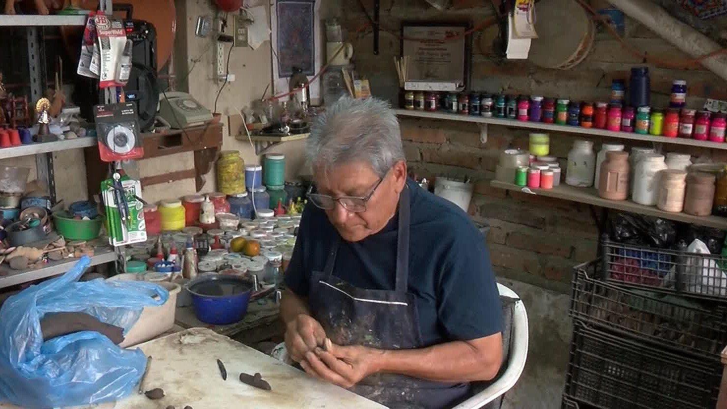 Don Pablo, Artesano de 70 Años que Moldea Figuras para Nacimientos en ...