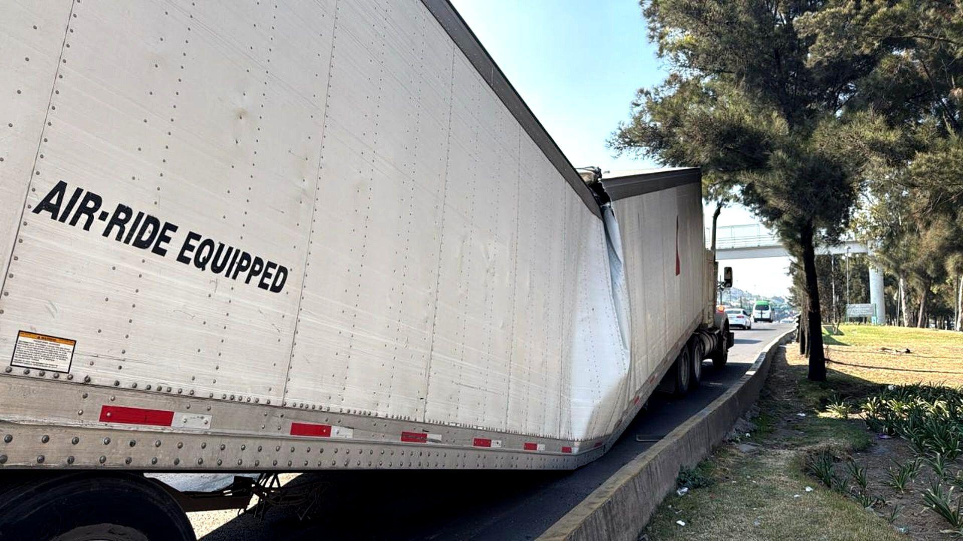 Así Quedó Tráiler Partido a la Mitad en Calz. Ignacio Zaragoza, CDMX ...