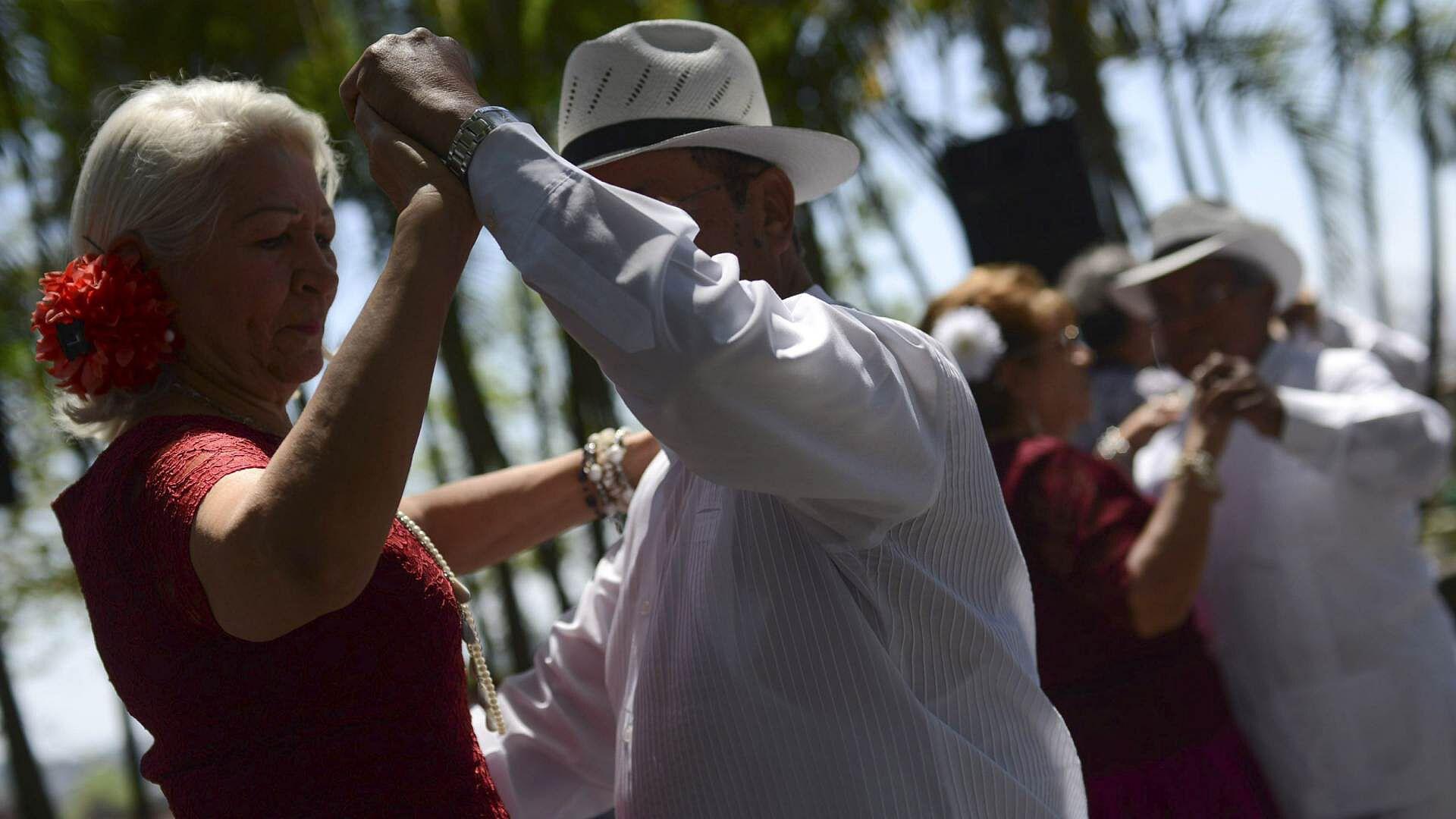 Colorido Mexicano: El Tradicional Danzón Veracruzano Llena las Calles ...