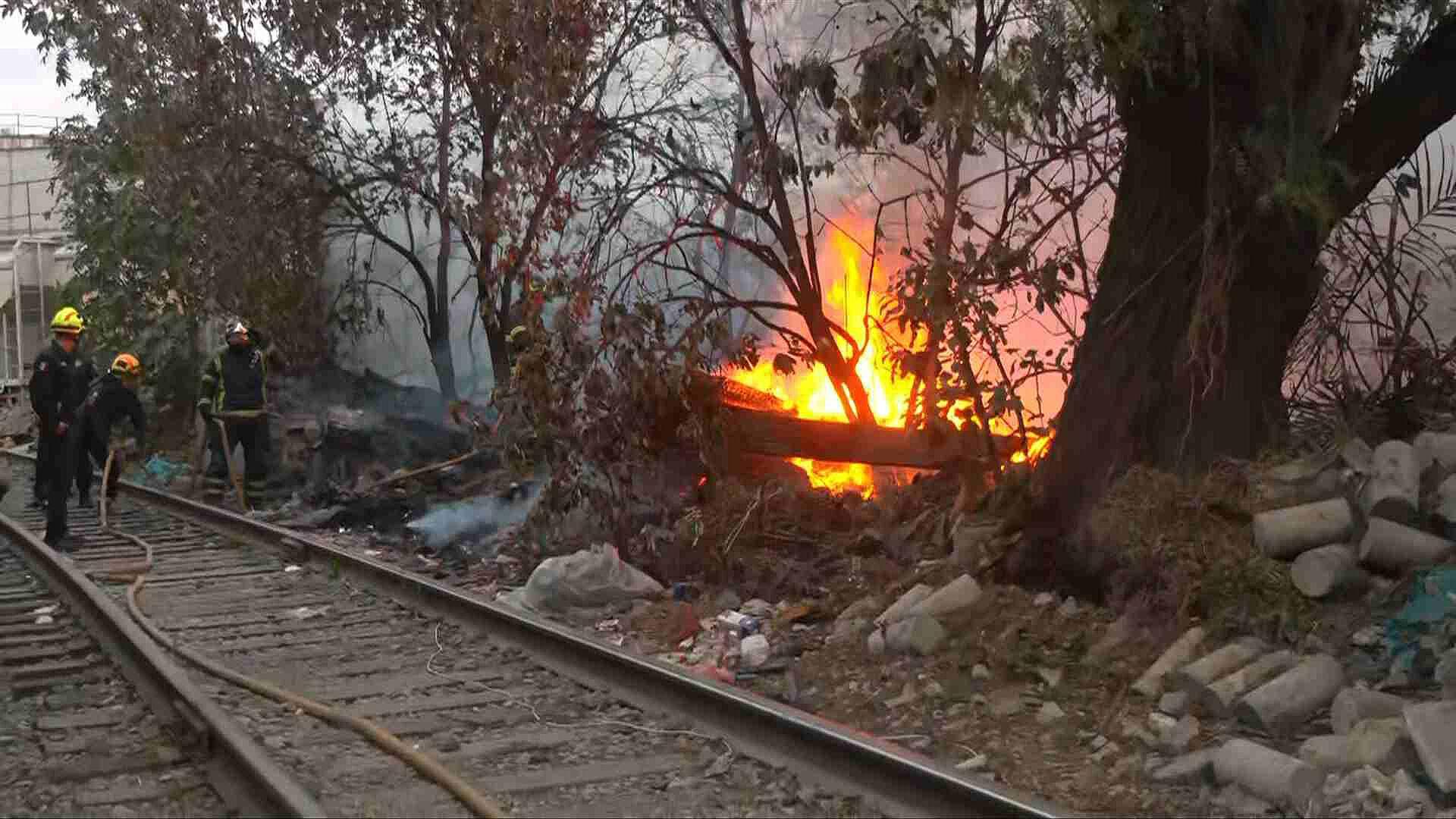 Bomberos Combaten Incendio Alimentado por Maderos junto a Vías del Tren ...