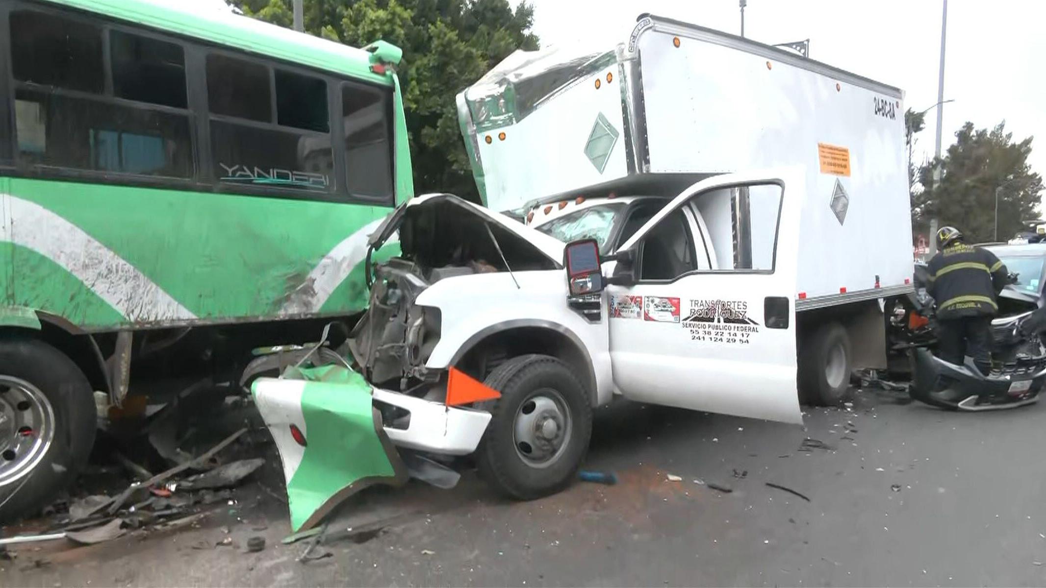 Última Hora: Camión de Pasajeros Provoca Fuerte Accidente en la Calzada ...