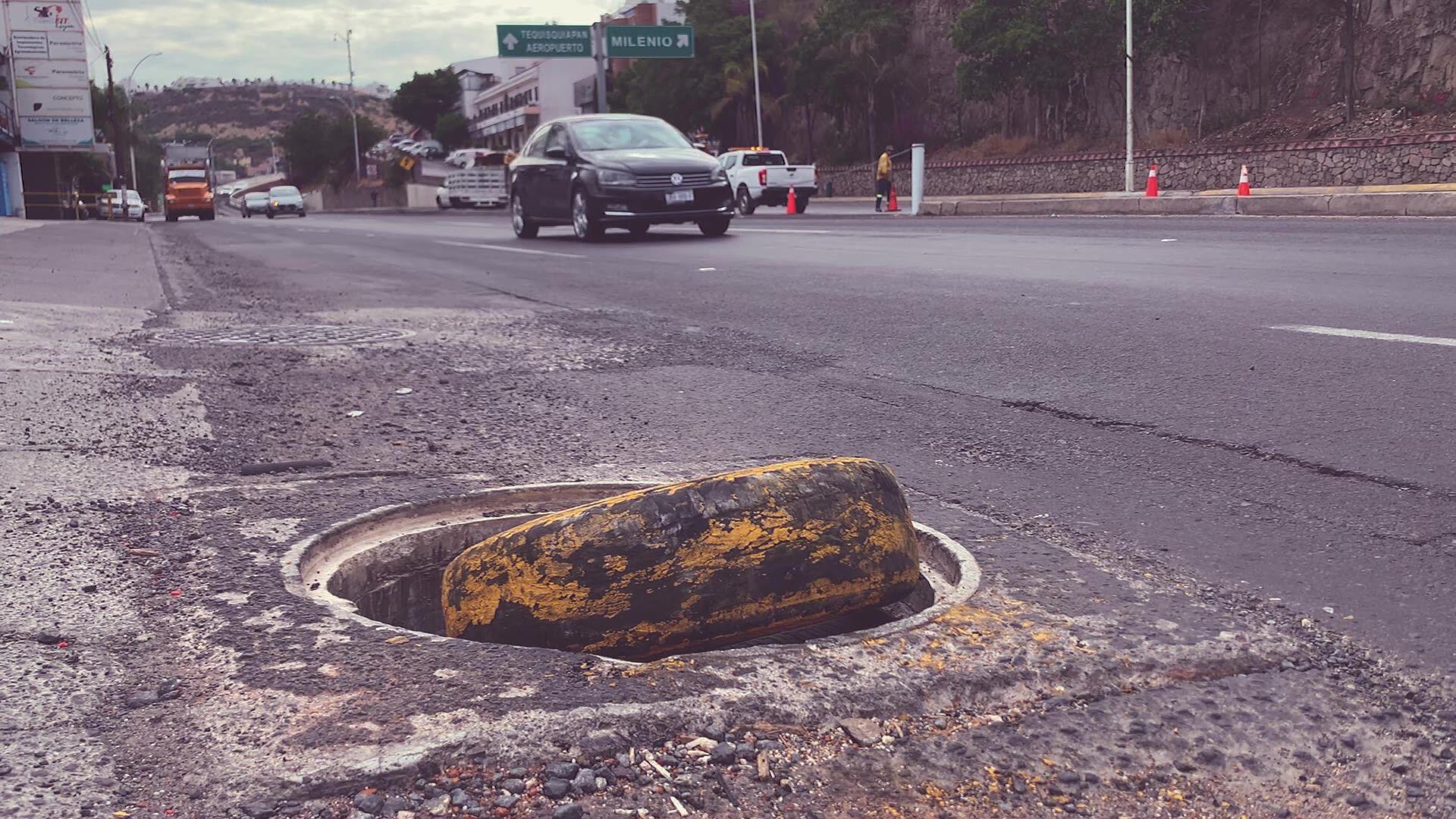 Coladera abierta es un peligro para automovilistas | N+